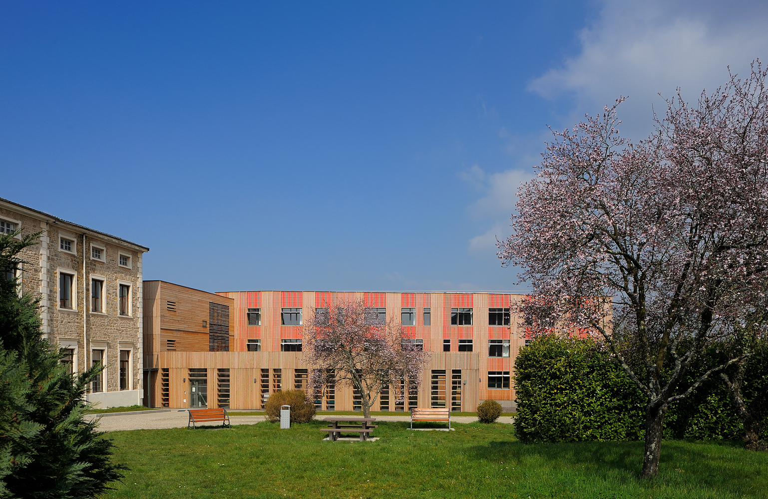 画廊 拥有独特景致的学生公寓 / Rue Royale Architectes - 15