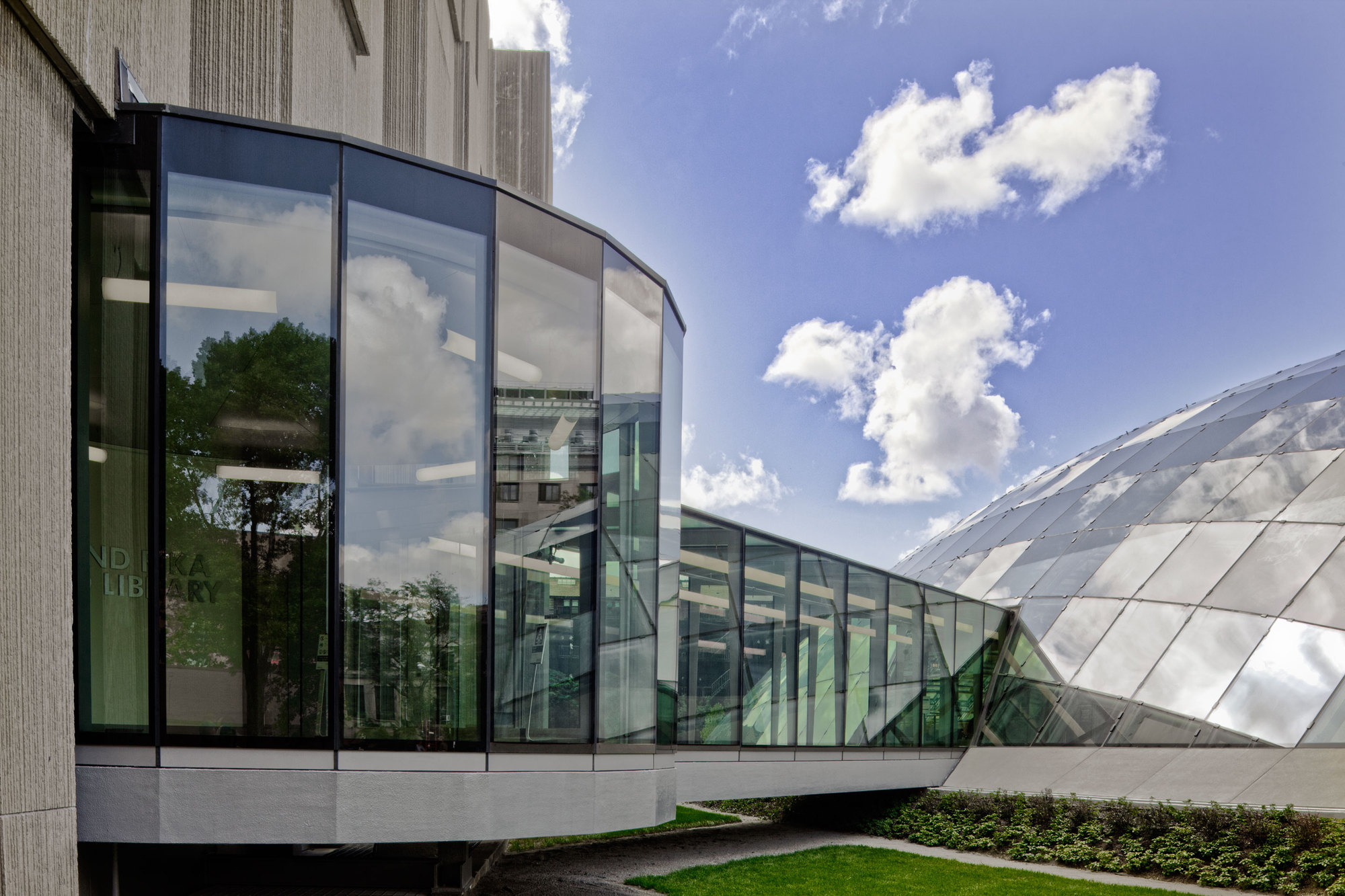 Gallery of Joe & Rika Mansueto Library / Murphy Jahn - 11