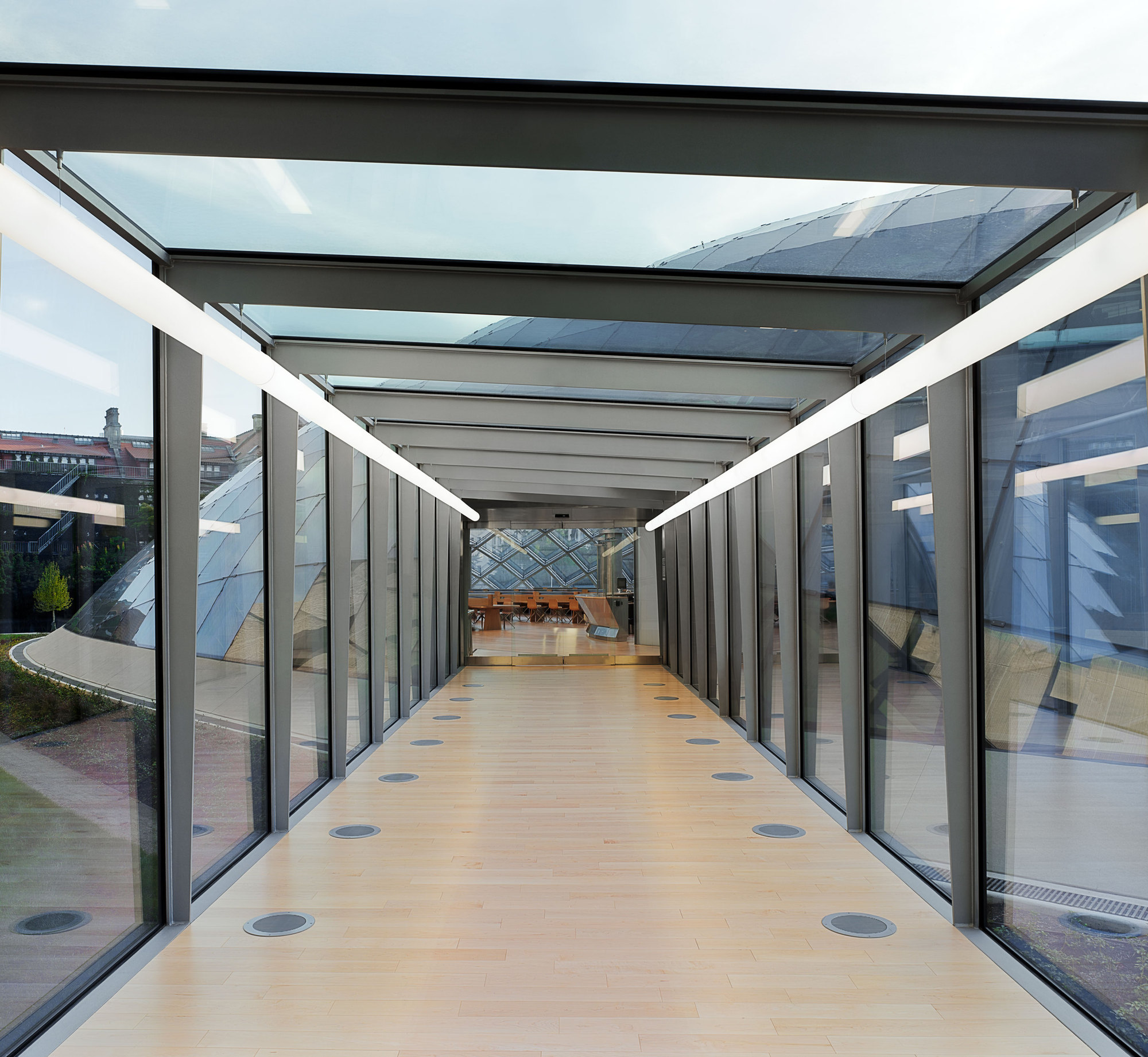 Gallery of Joe & Rika Mansueto Library / Murphy Jahn - 17