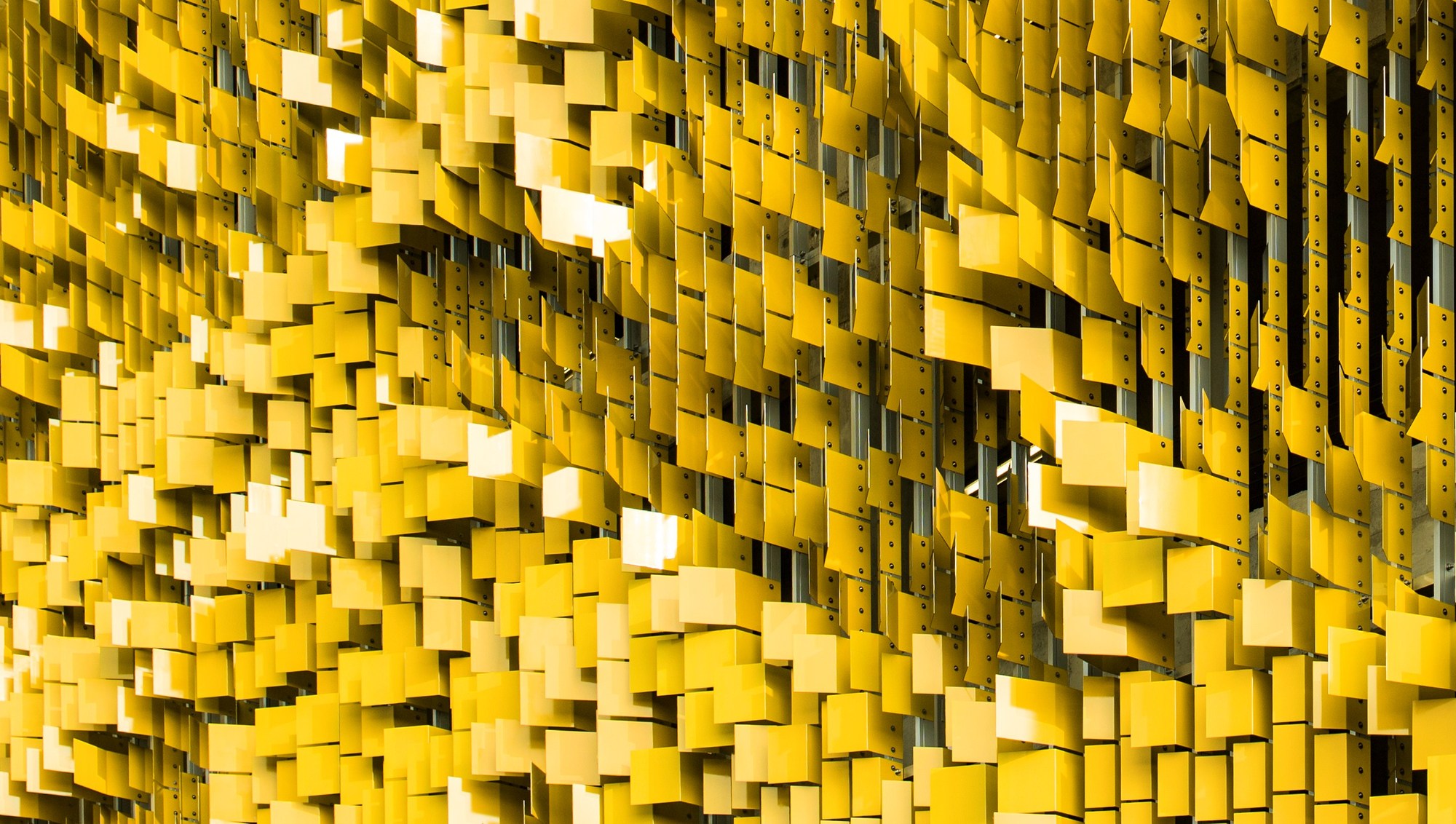 Galería de Fachada Artística en Estructura de Estacionamientos / Rob ...