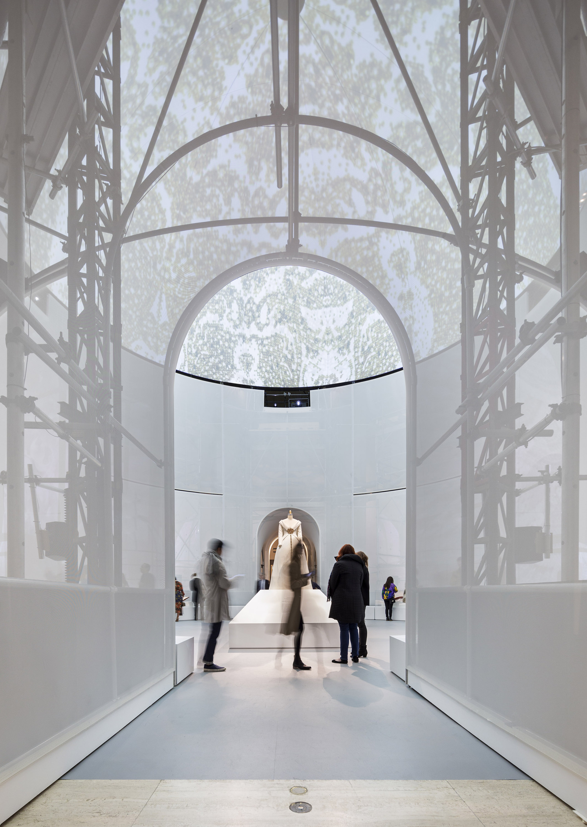 La instalación de OMA para la exhibición "Manus x Machina" del MET ...