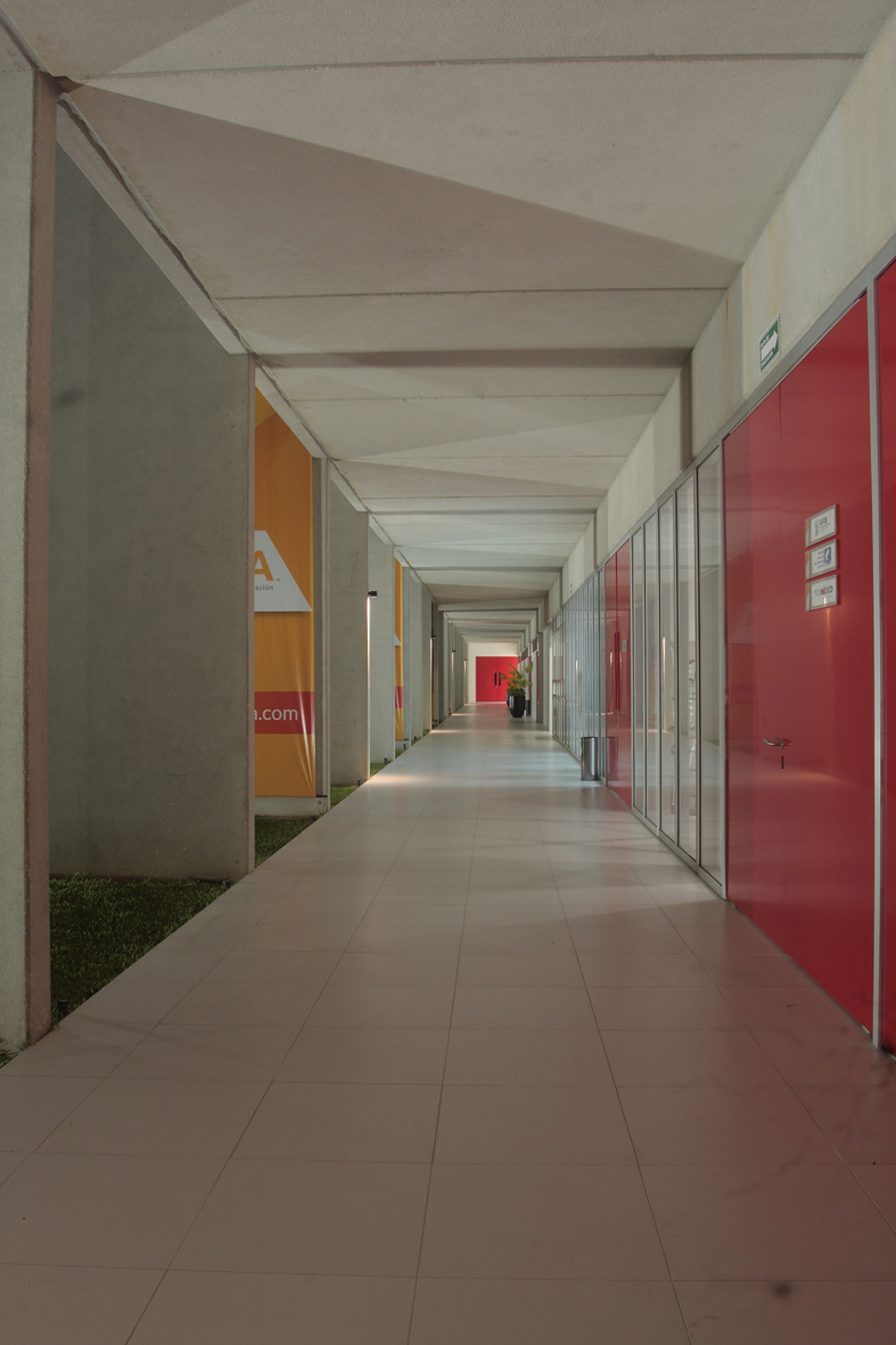 Galería de TecniA Instituto de Biotecnología / Augusto Quijano Arquitectos - 24