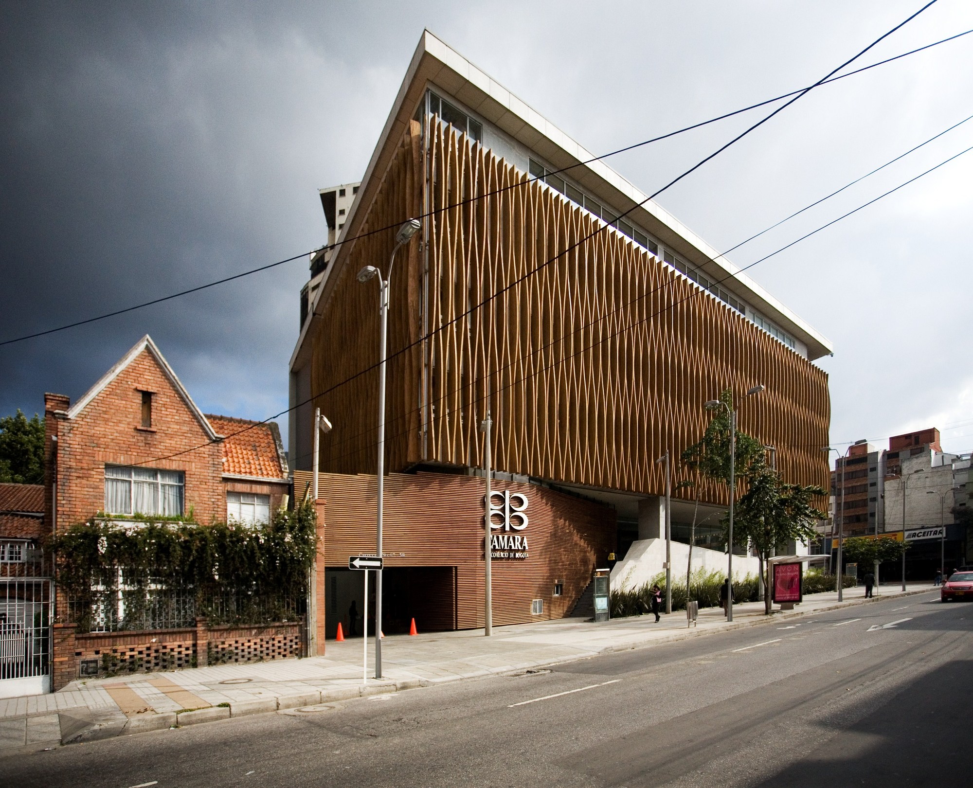 Gallery of Camber of Commerce Building in Chapinero / Daniel Bonilla ...