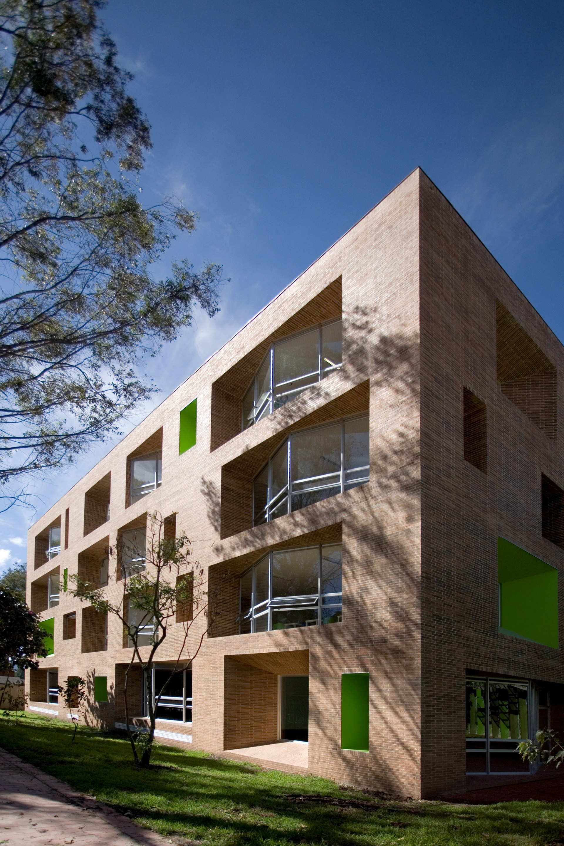 Galería de Edificio Omega Block del Colegio Anglo Colombiano / taller ...