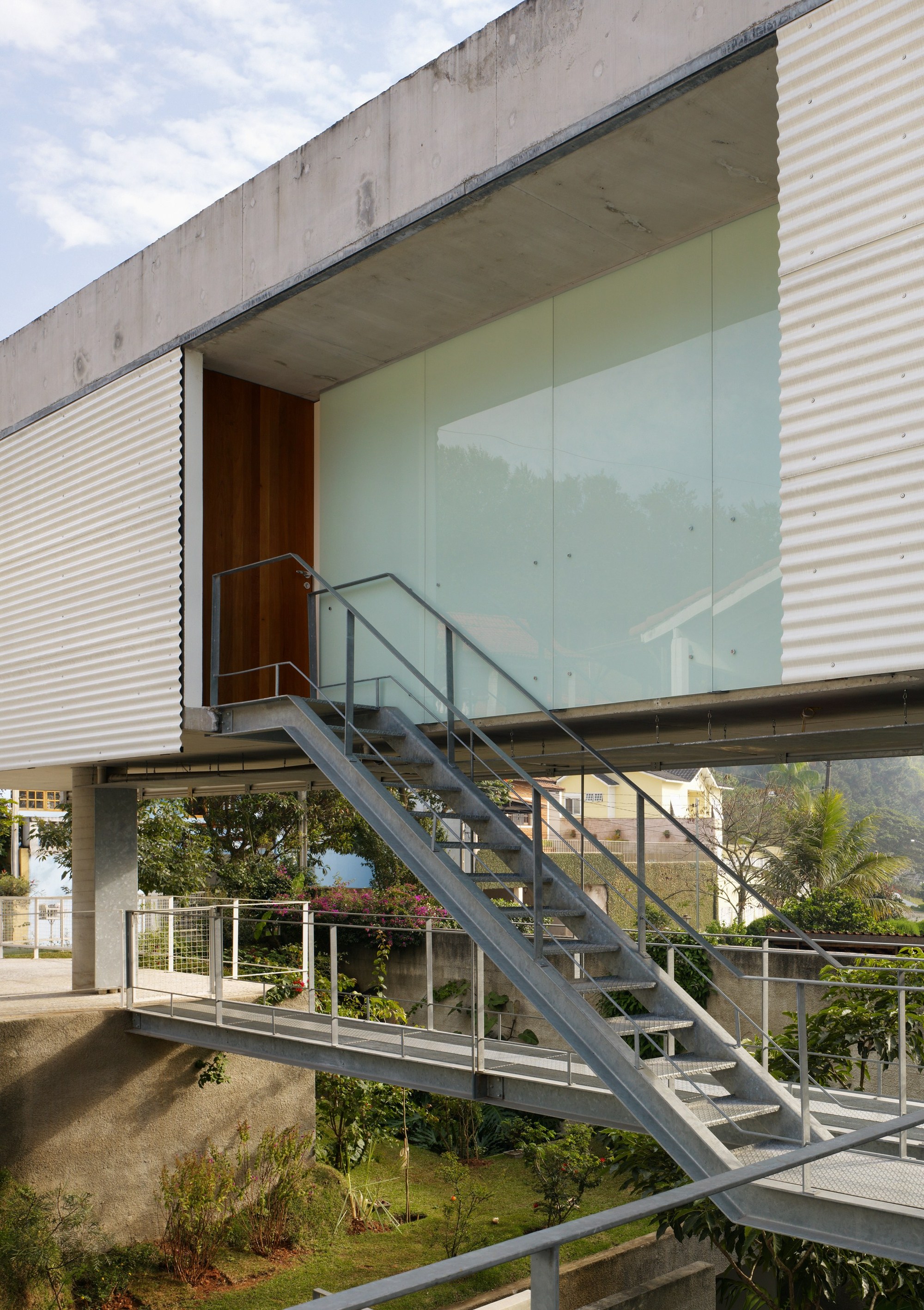 Gallery of Carapicuiba House / Angelo Bucci + Alvaro Puntoni - 20