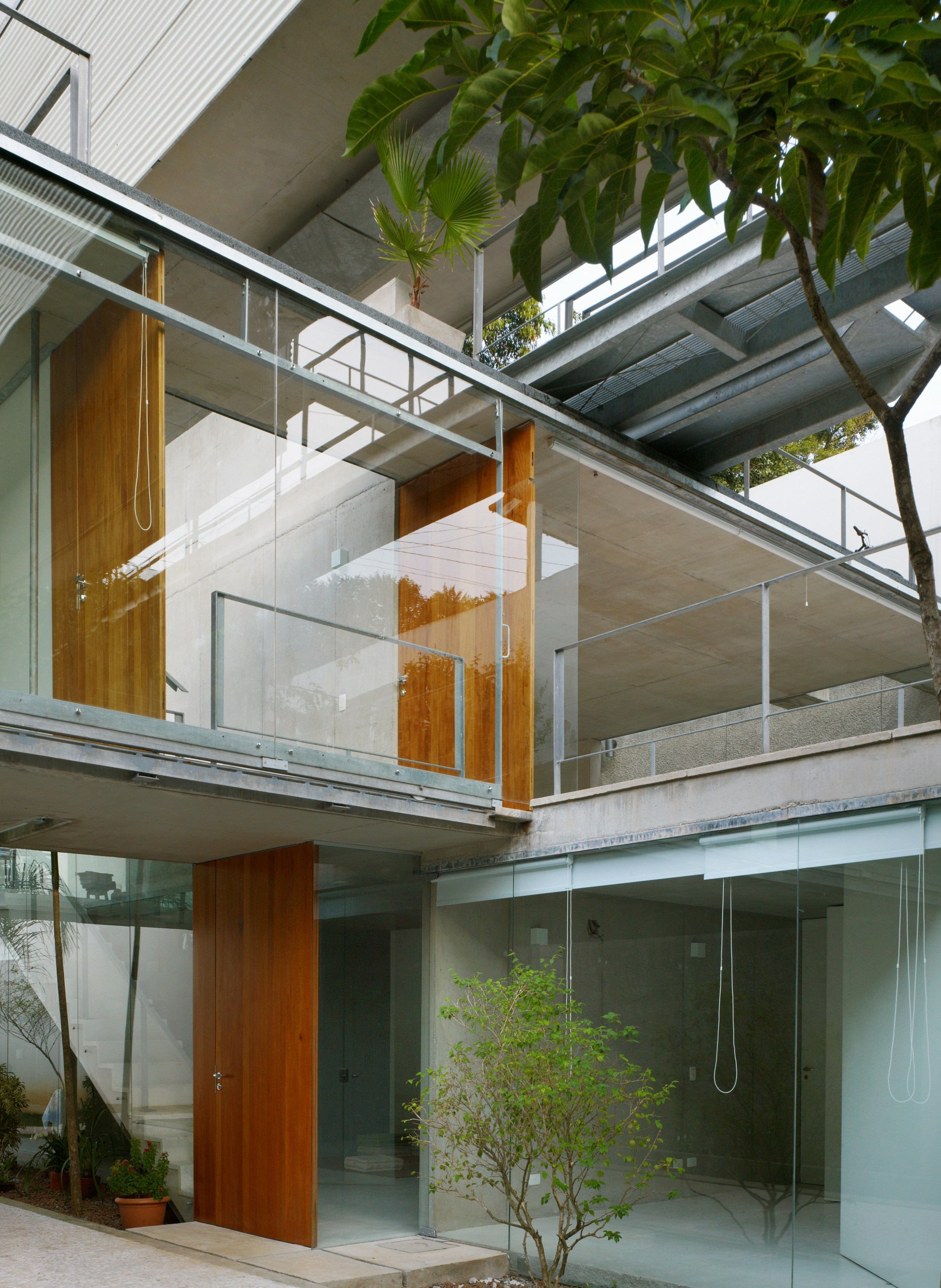 Galeria de Casa Carapicuíba / Angelo Bucci + Alvaro Puntoni - 2