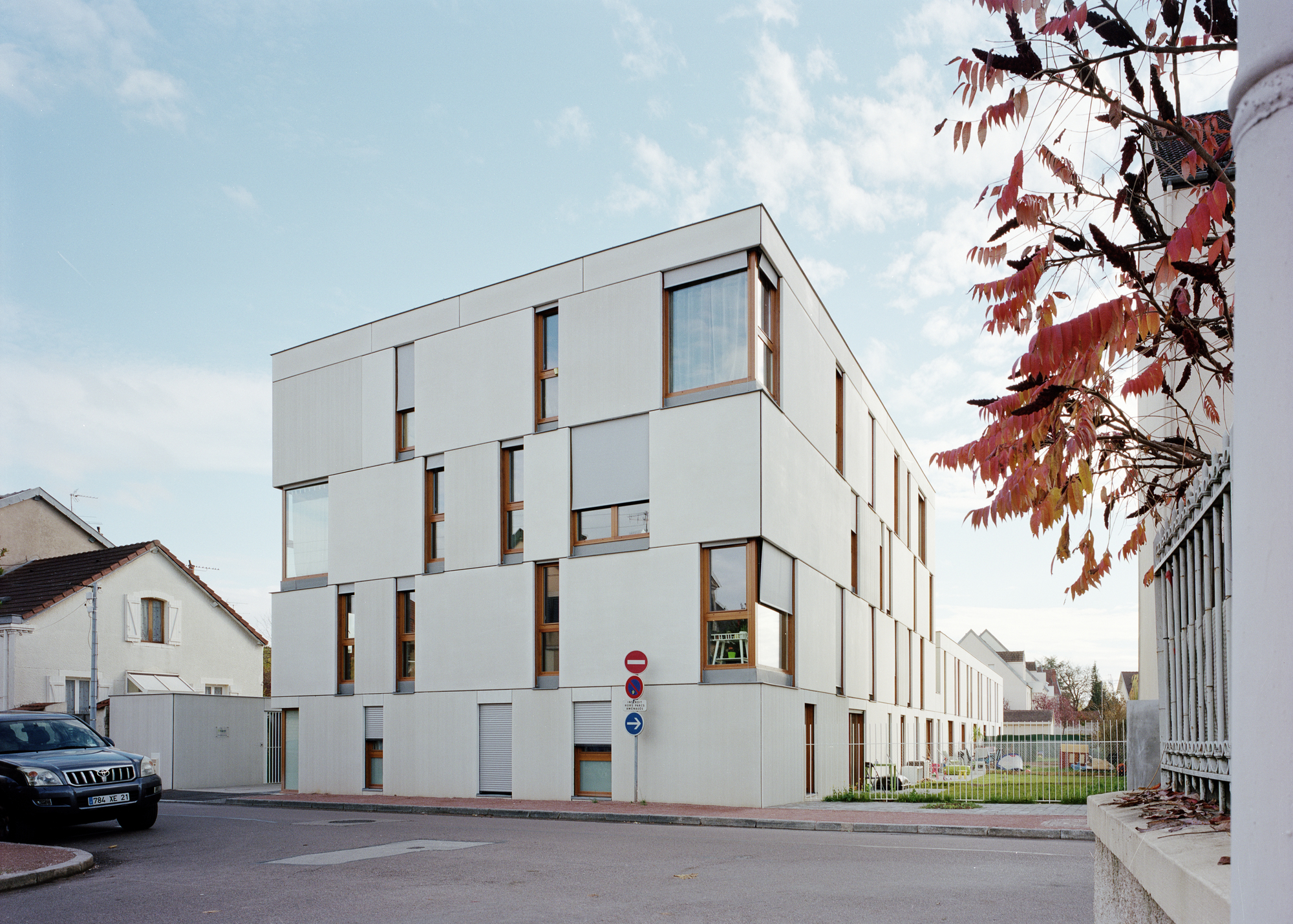 Dijon Concrete Housings / Ateliers O-S Architectes | ArchDaily