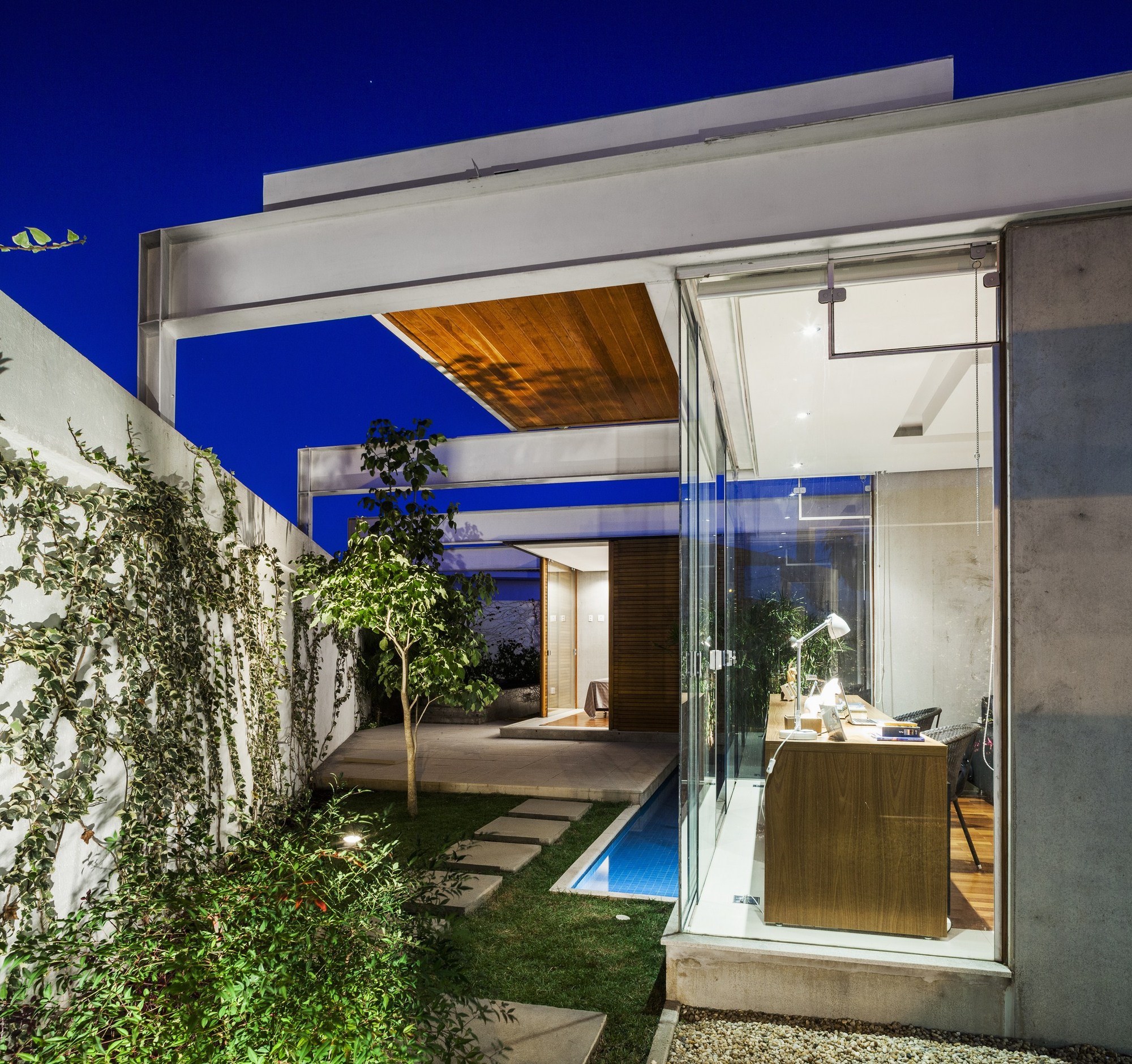 Galeria de Casa das Pérgolas Deslizantes / FGMF - 21