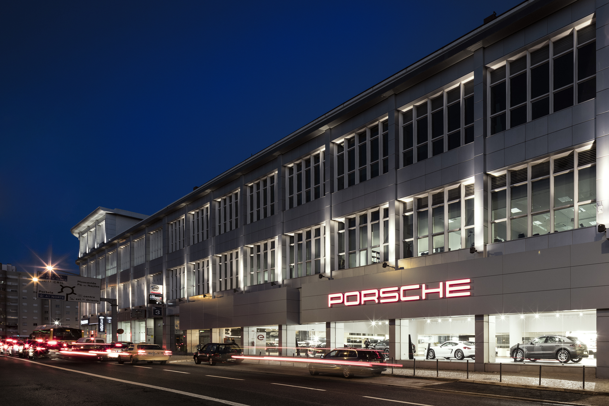 Galería de Porsche Lisbon Center / OW arquitectos - 8