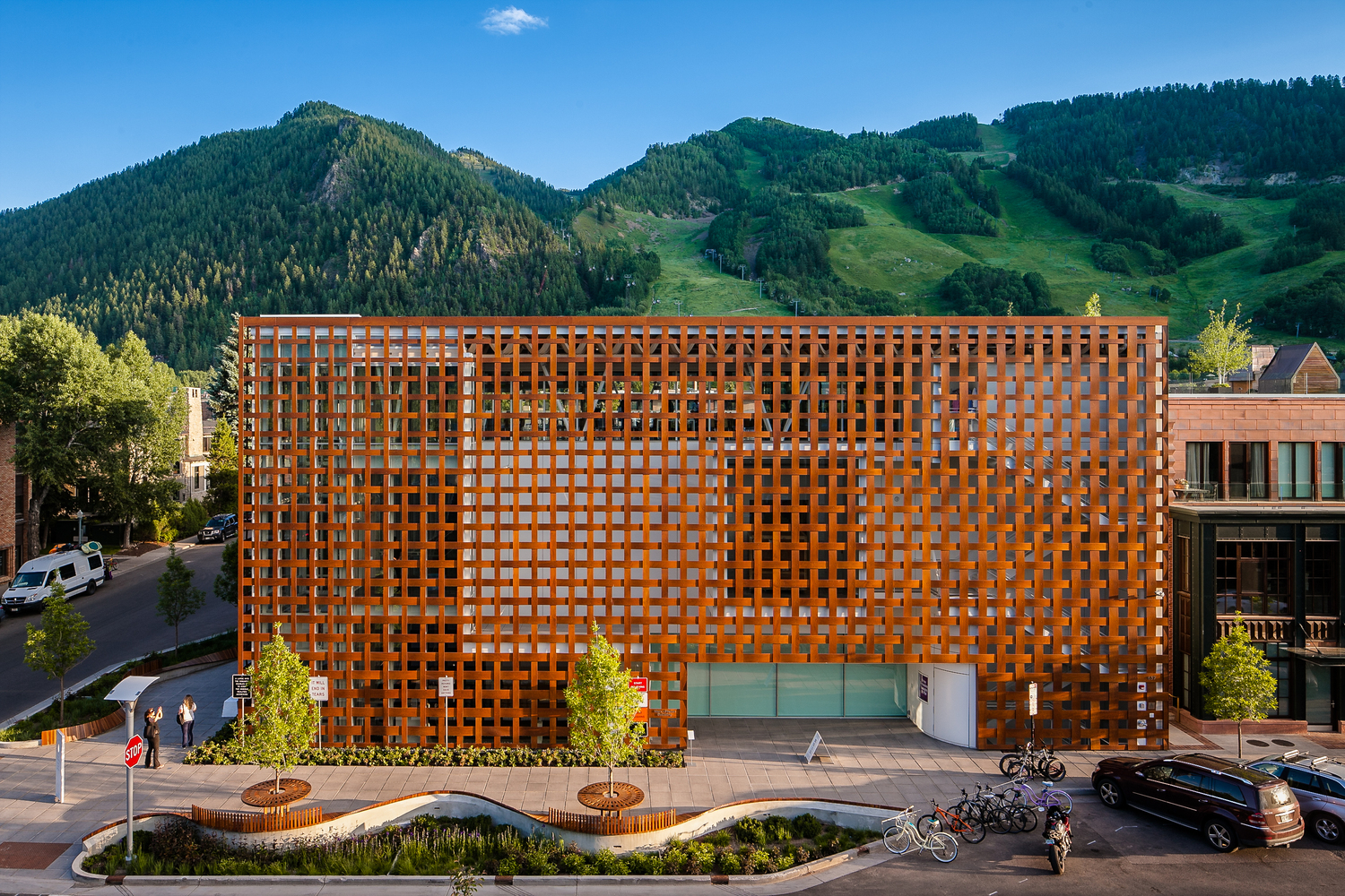 Gallery of Redsquare Productions Releases Film Detailing Shigeru Ban's Aspen Art Museum - 1