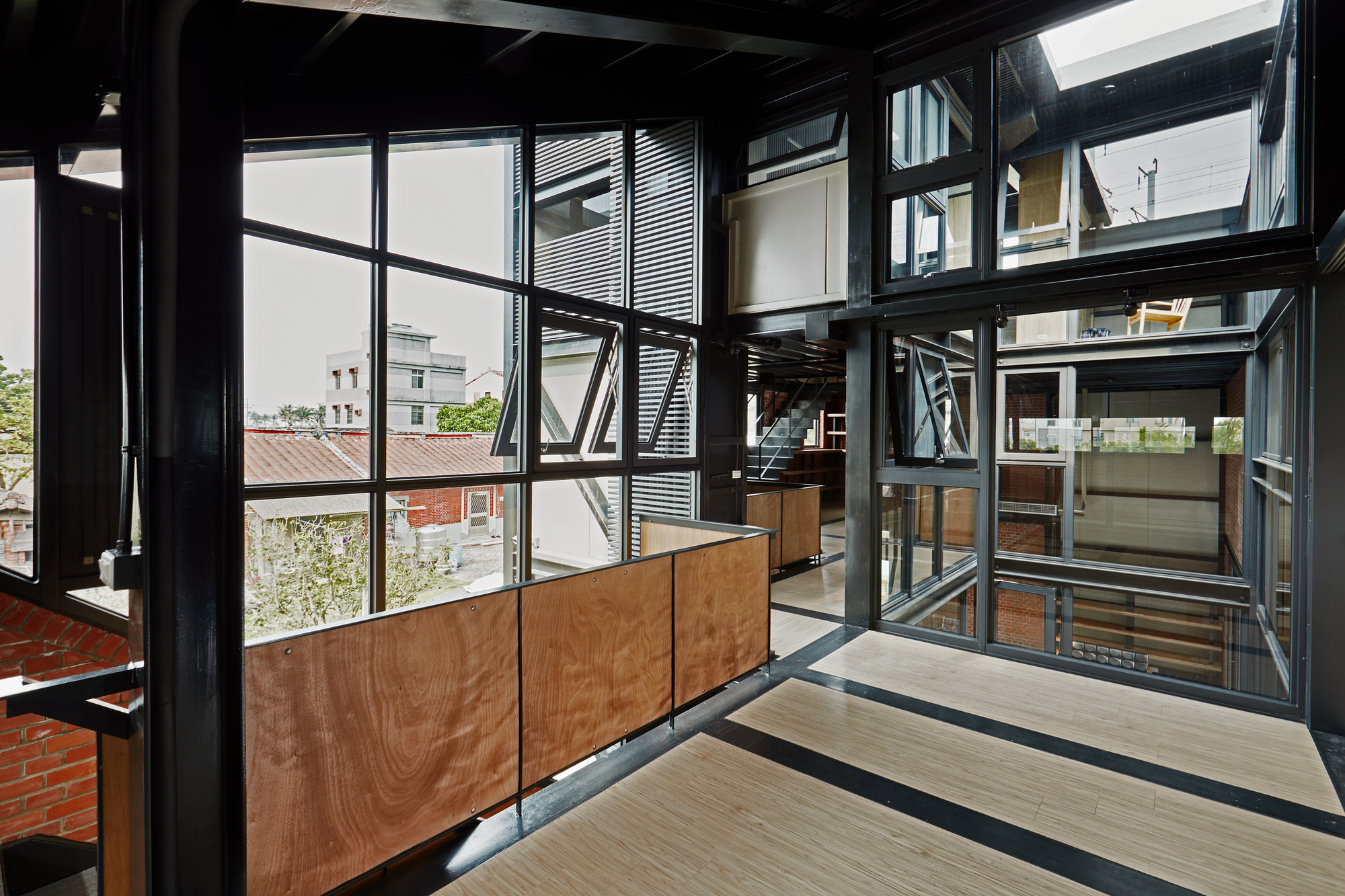 Gallery of Spring House / W L A - 7