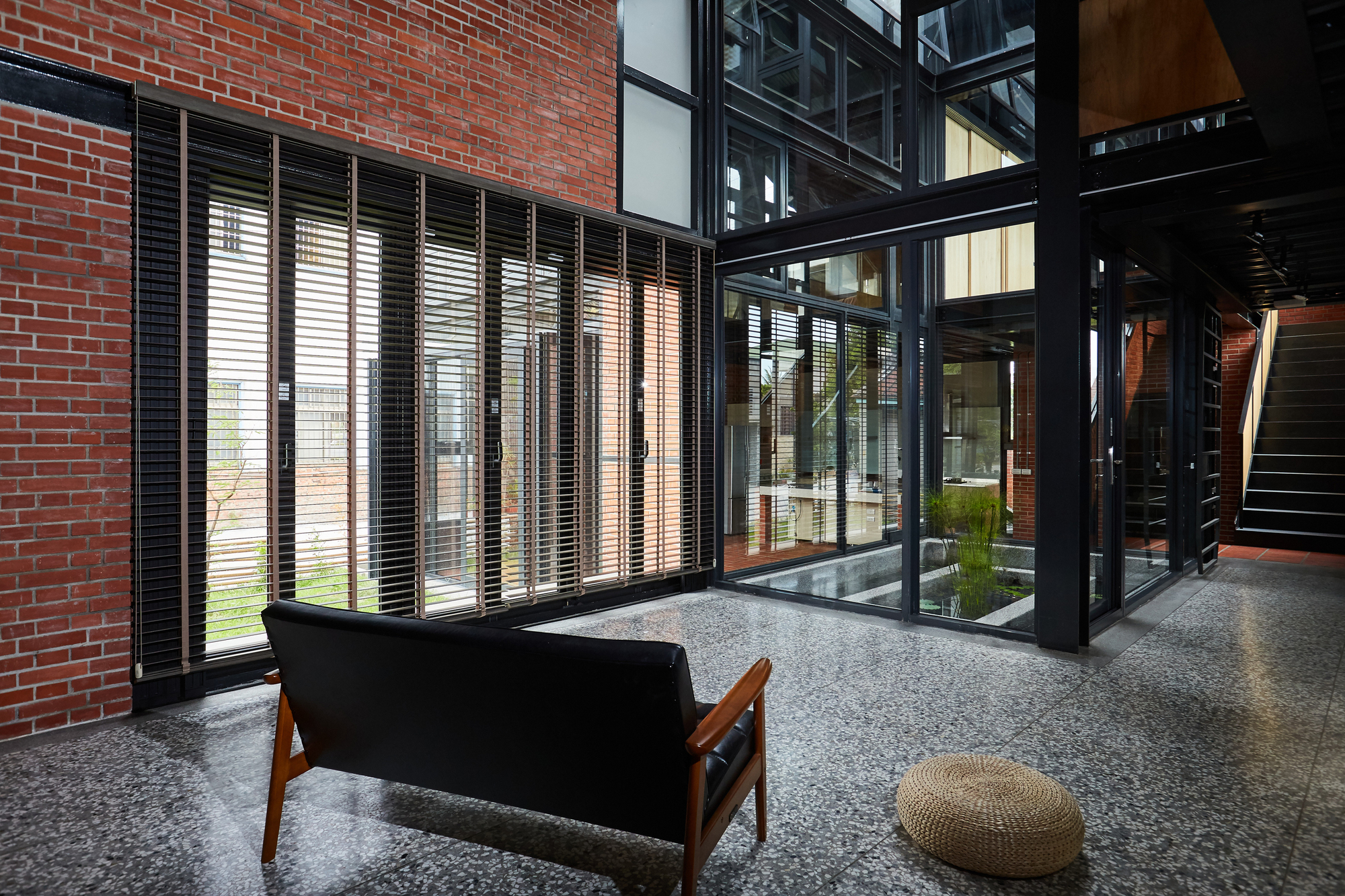 Gallery of Spring House / W L A - 17