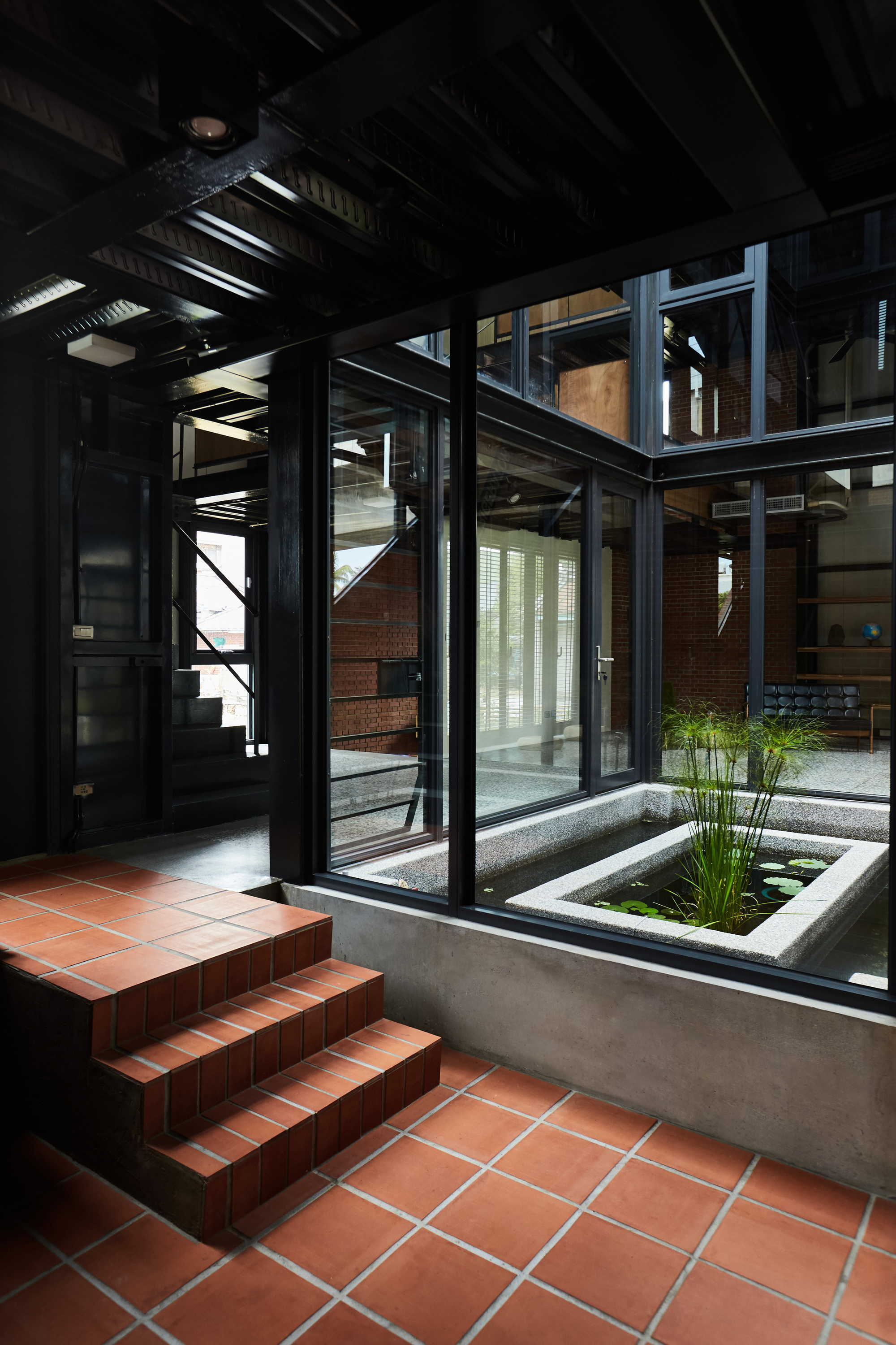 Gallery of Spring House / W L A - 4