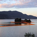 "Floating Piers" de Christo e Jeanne-Claude permite que os visitantes ...