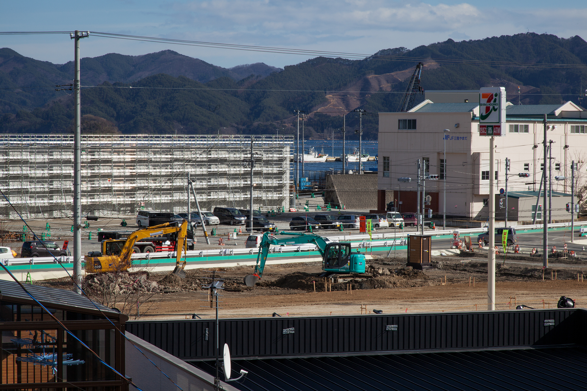 Gallery of Between Generic Interventions and Architecture of Relations ...