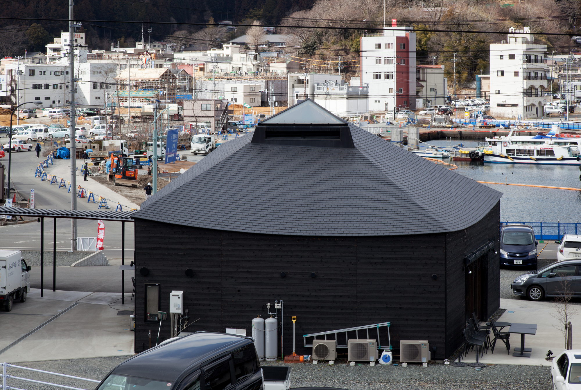 Gallery of Between Generic Interventions and Architecture of Relations ...