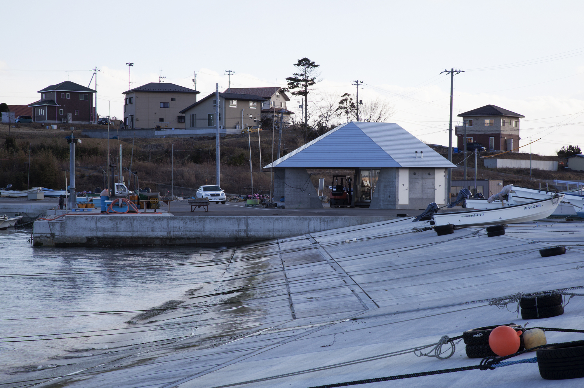 Gallery of Between Generic Interventions and Architecture of Relations ...