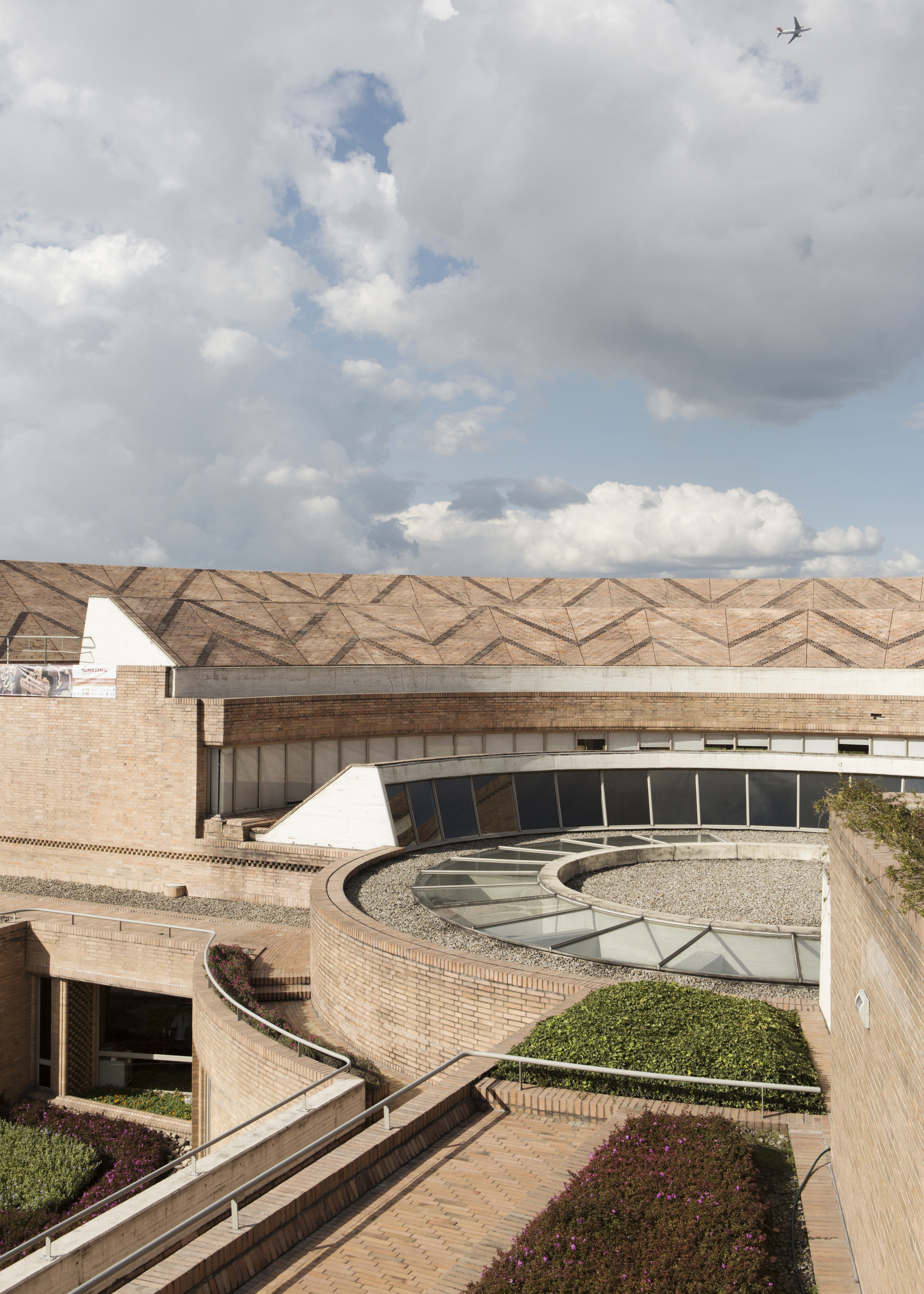 Gallery of Architecture Classics: Virgilio Barco Library / Rogelio ...