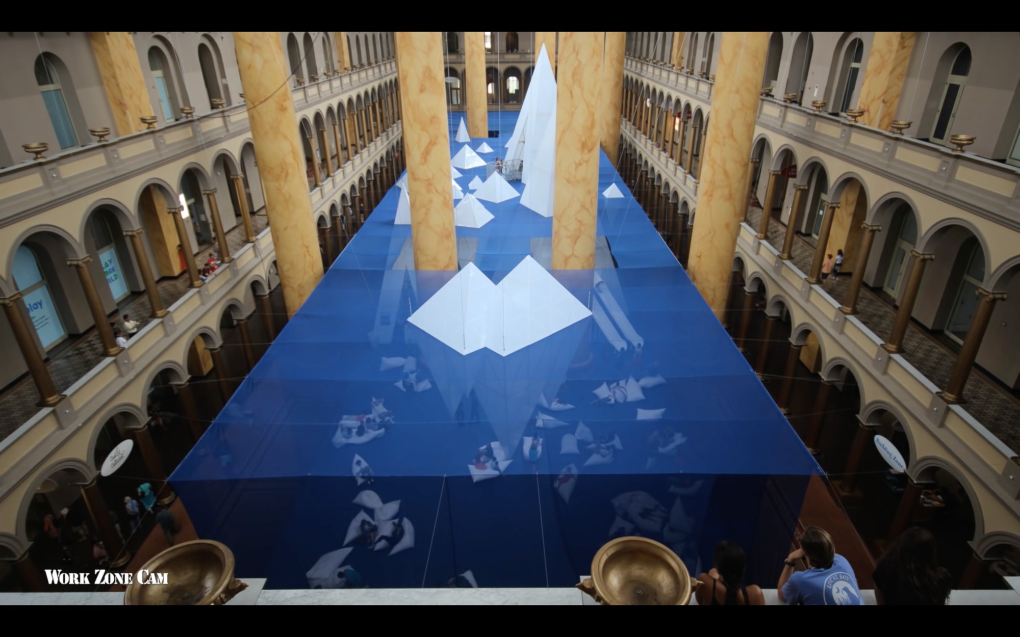 Vídeo: James Corner Field Operation leva "icebergs" ao National ...