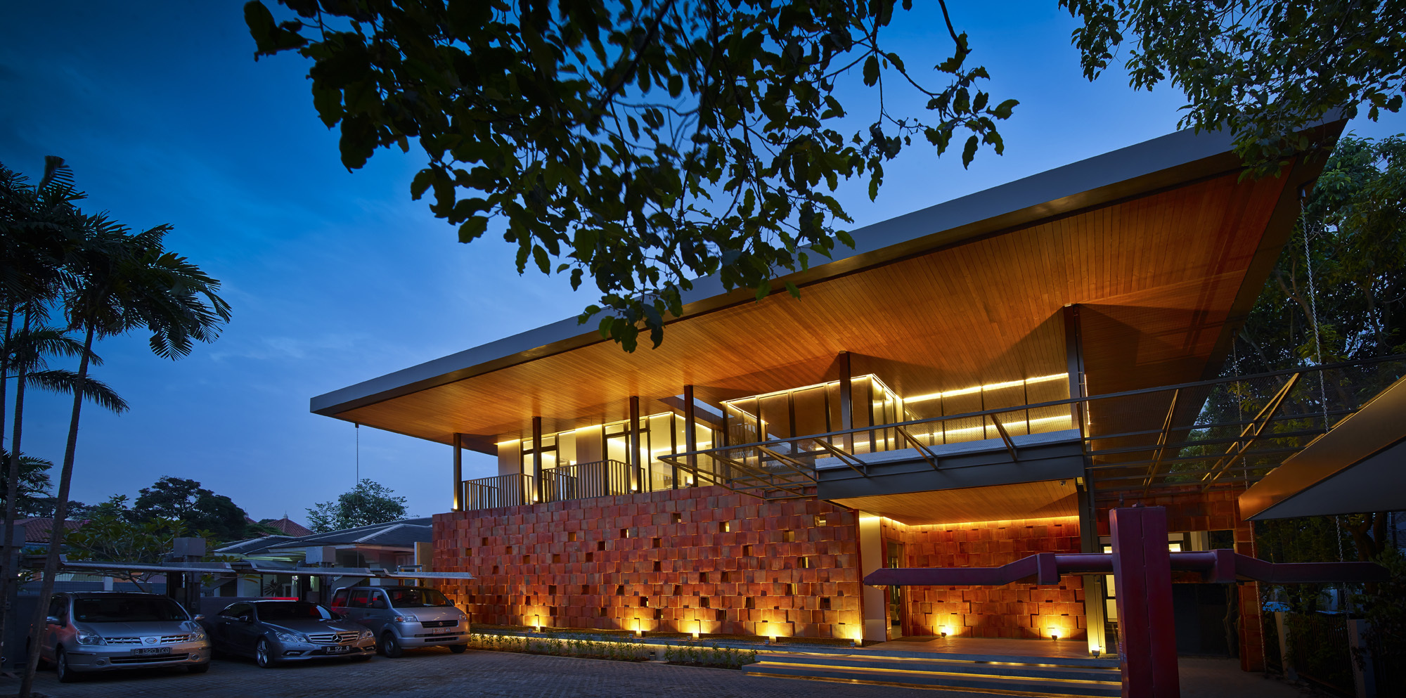 Gallery of Akanaka / Realrich Architecture Workshop - 9