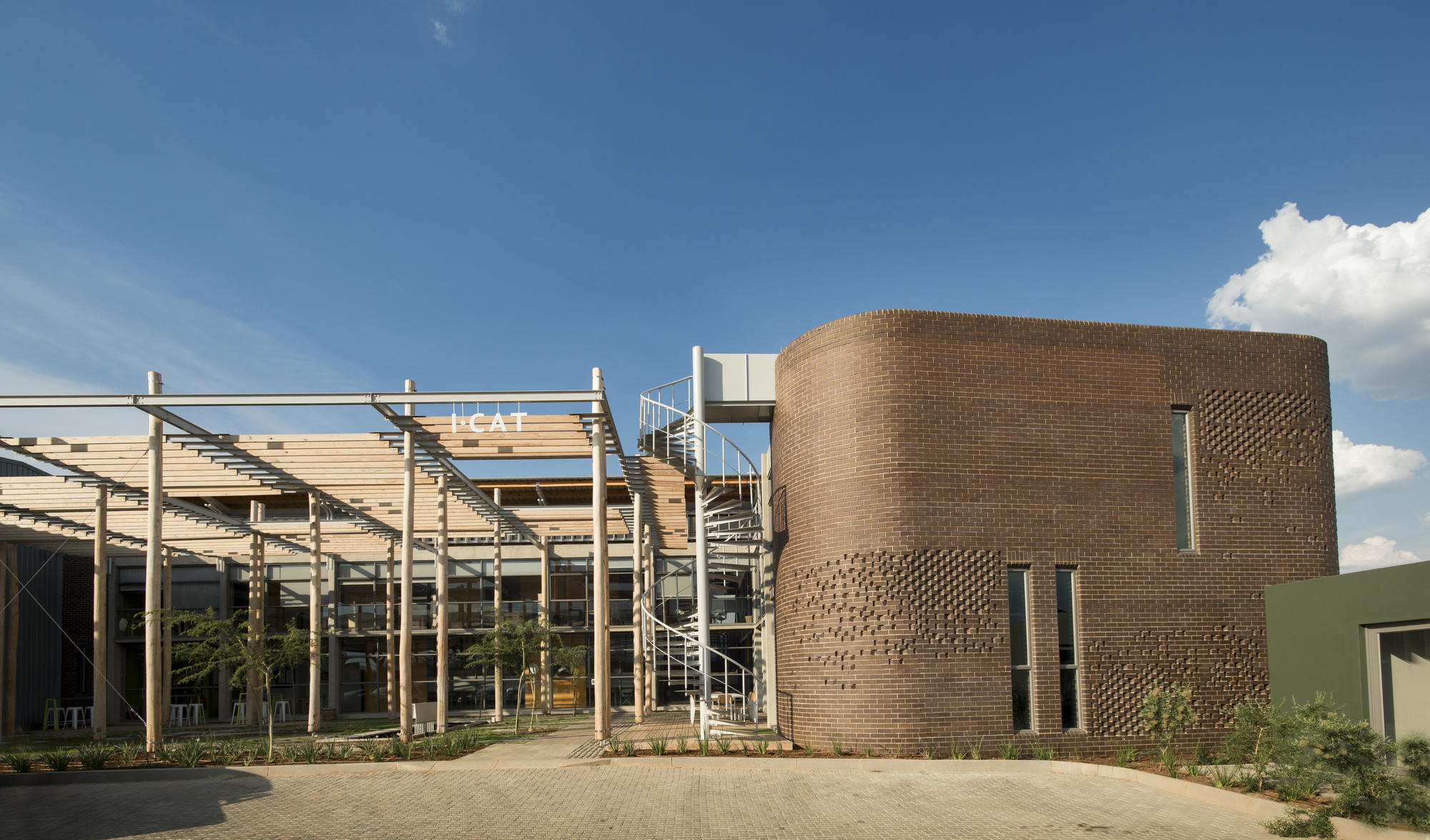 Gallery of I-CAT Offices and Warehouse / Earthworld Architects ...