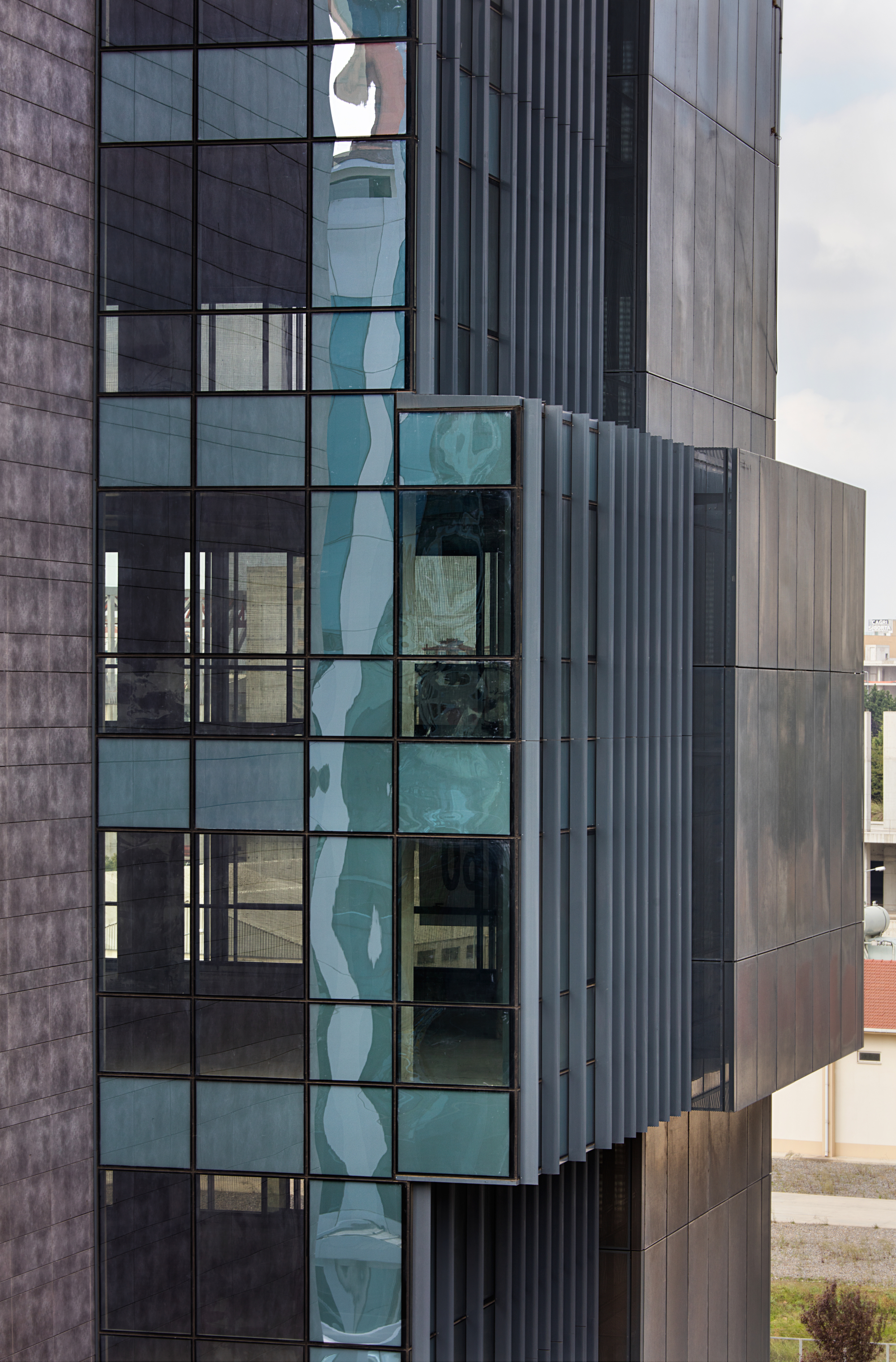 画廊 Ulugöl Otomotiv 办公大楼 / Tago Architects - 11