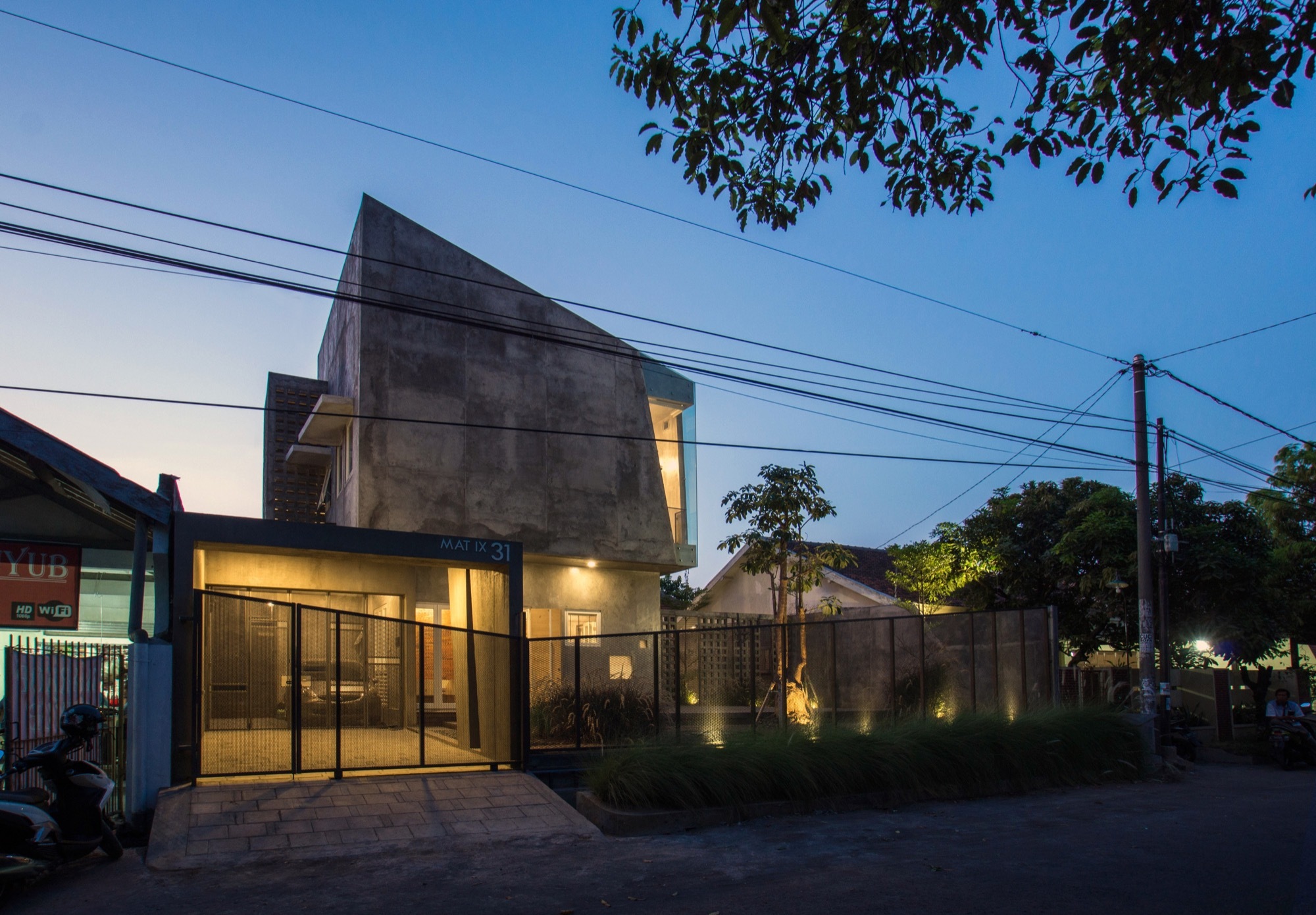 Gallery of Rumah Miring / Andyrahman Architect - 15