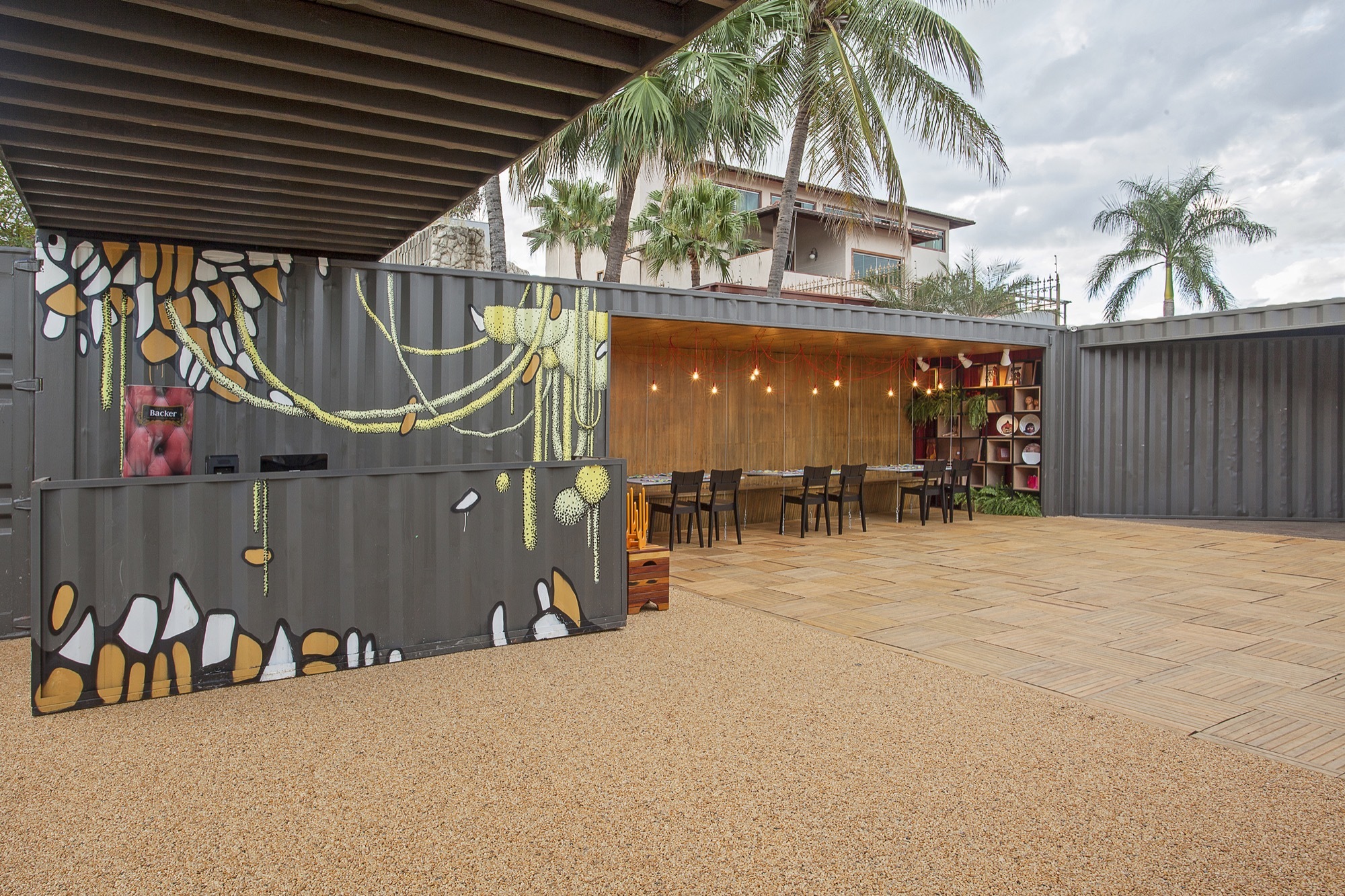 Galeria de Restaurante Container / Bernardo Horta Arquiteto + Meius ...