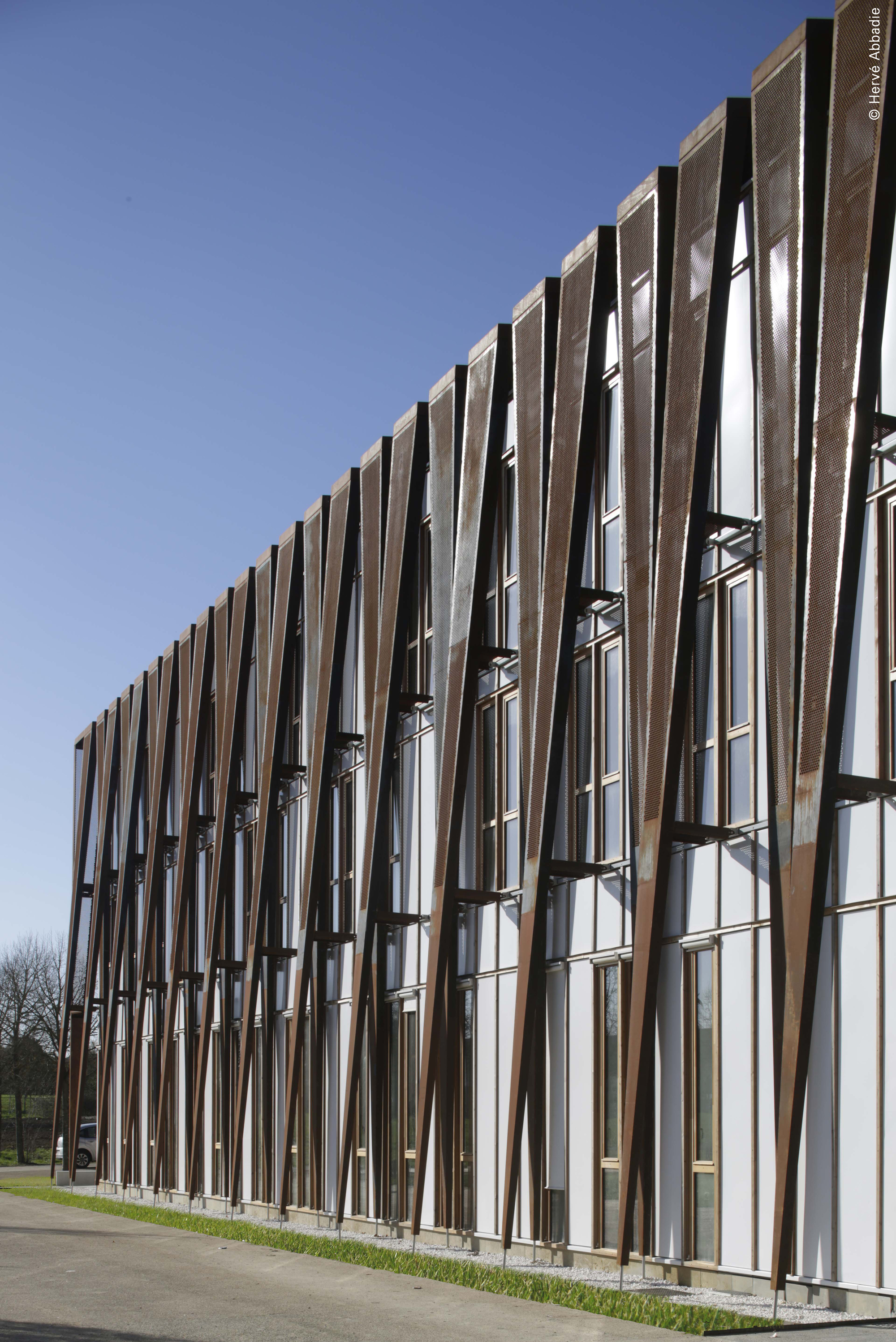 Gallery of Versailles Saint Quentin University Students Headquarters ...