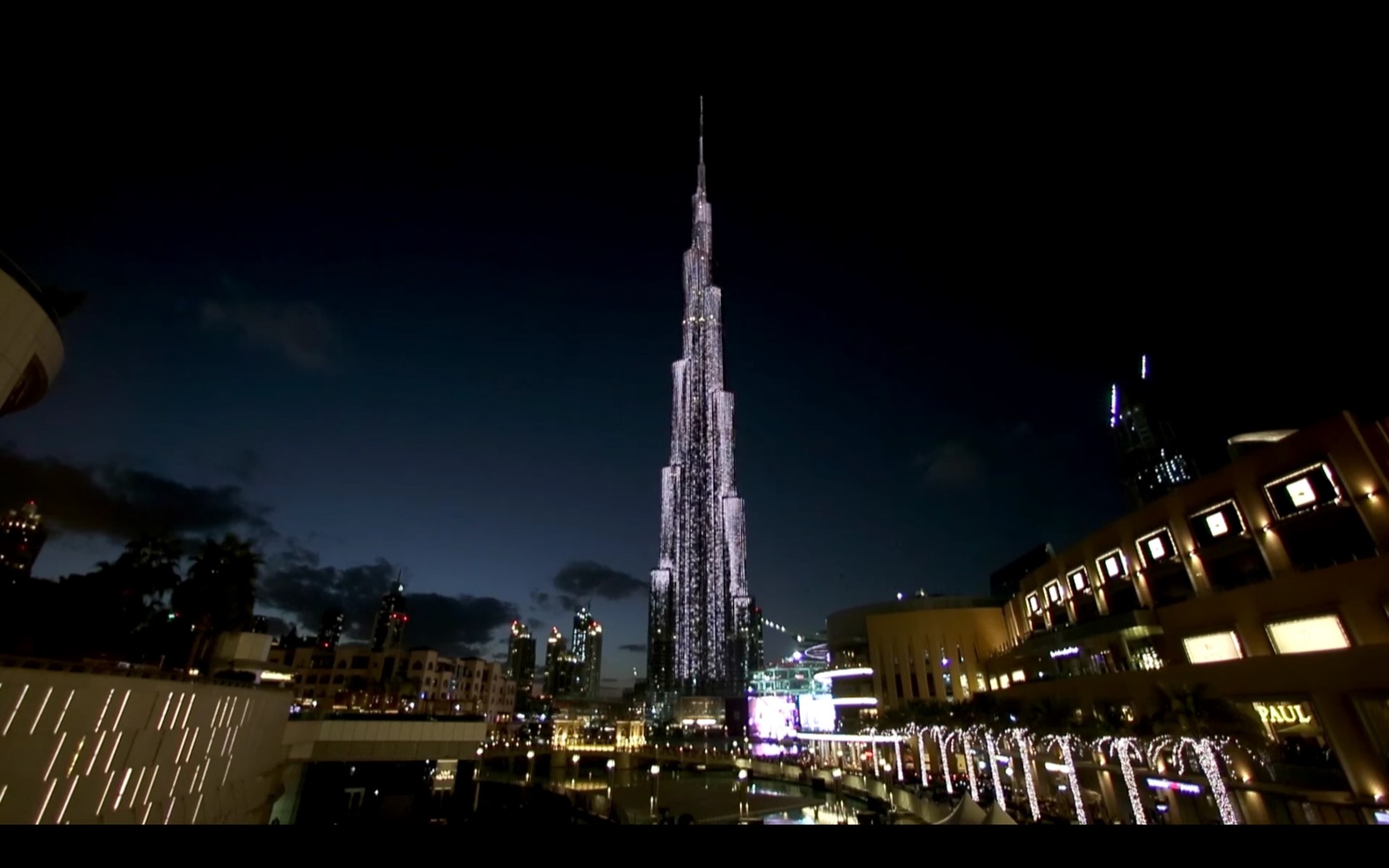 Gallery of Watch How the World's Largest LED Screen Was Installed at ...