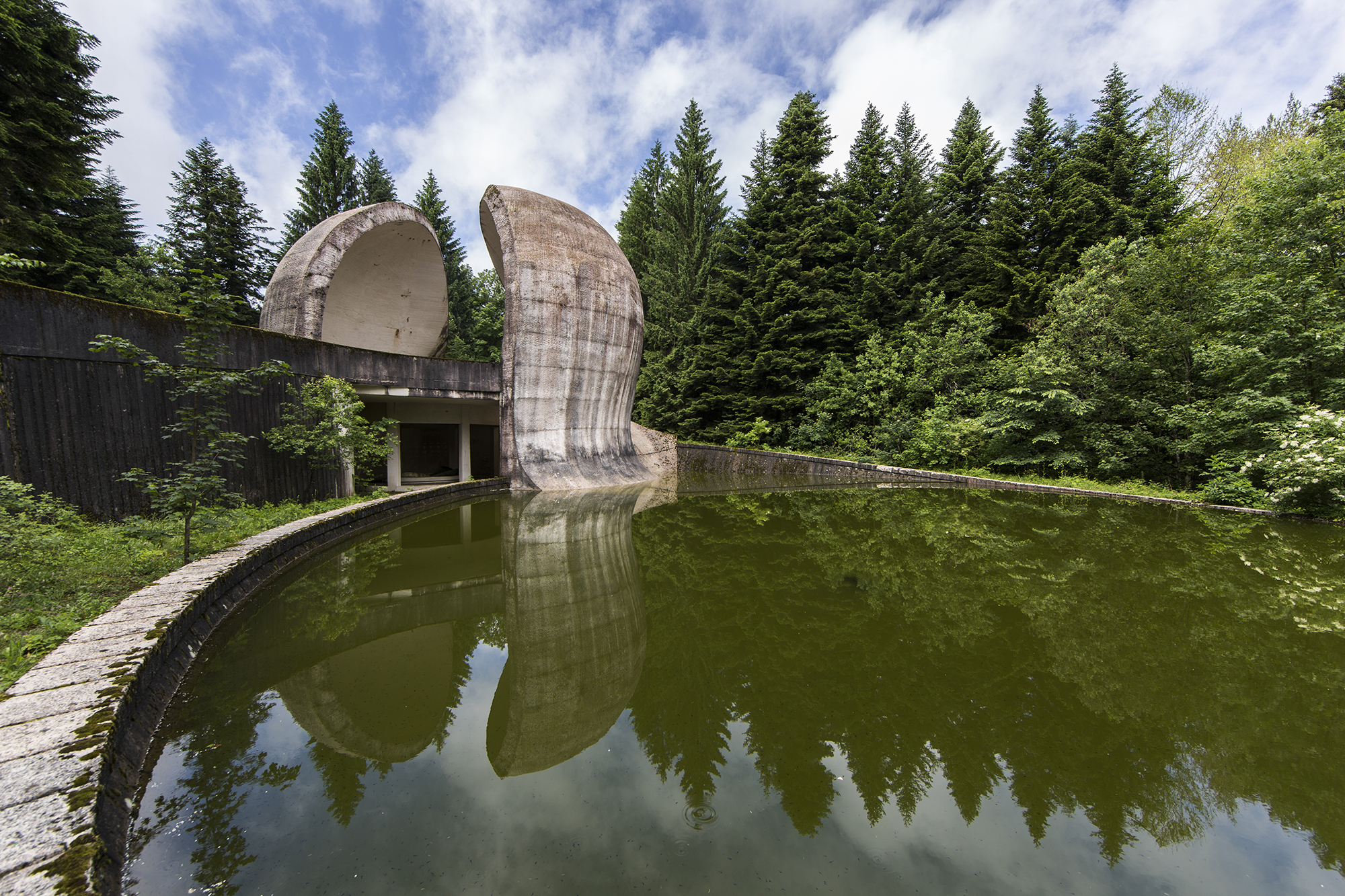 Galería de Jonk's Photographs Depict the Abandonment and Beauty of ...