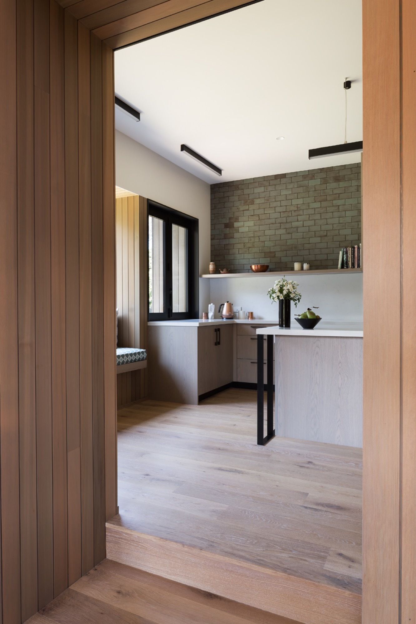 Gallery of House Under Eaves / MRTN Architects - 16