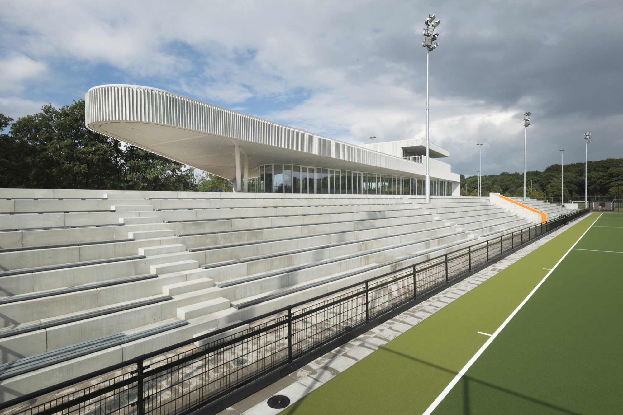 Gallery of Hockey Club Oranje-Rood Clubhouse / Diederendirrix ...