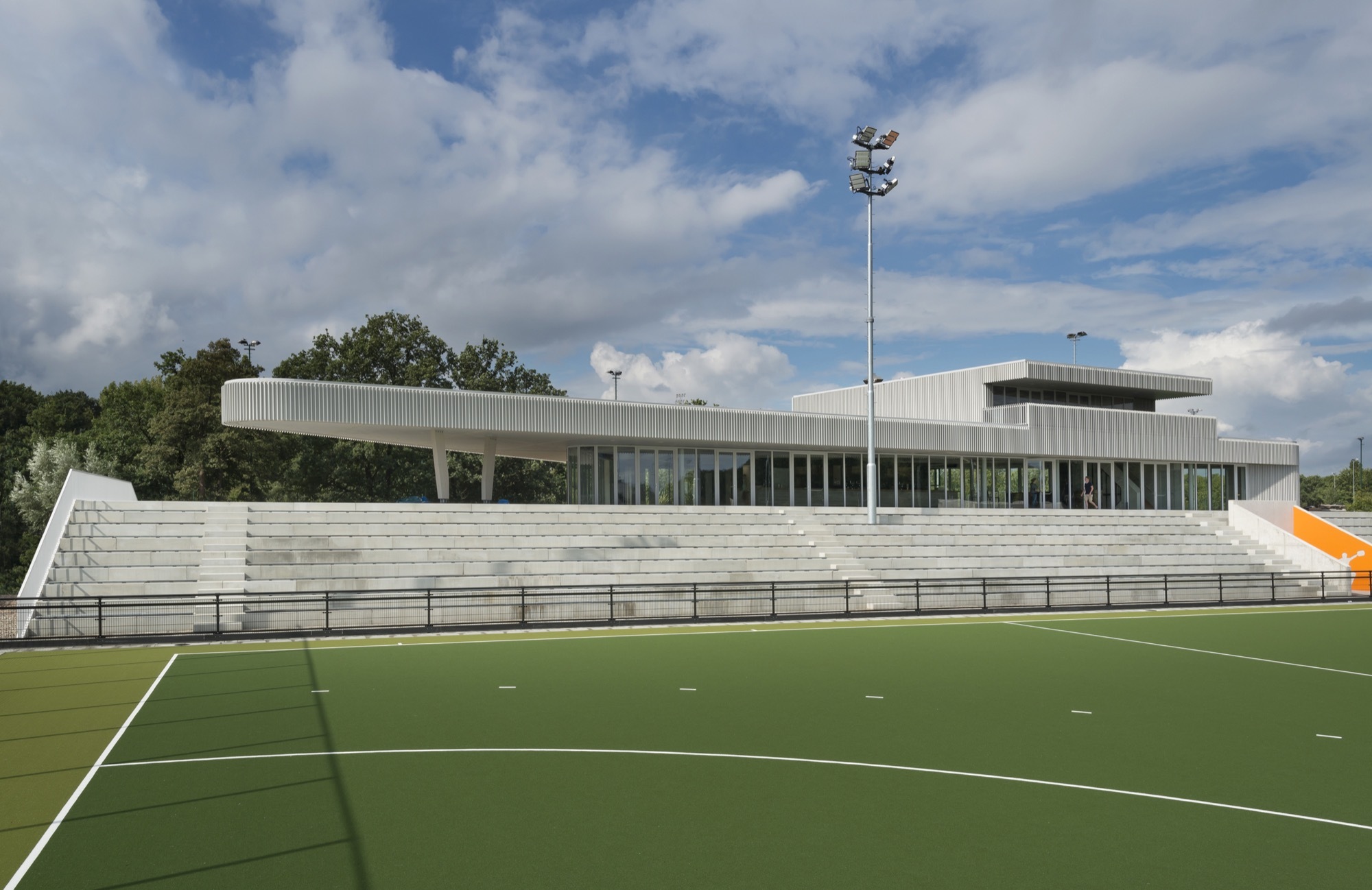 Gallery of Hockey Club Oranje-Rood Clubhouse / Diederendirrix ...