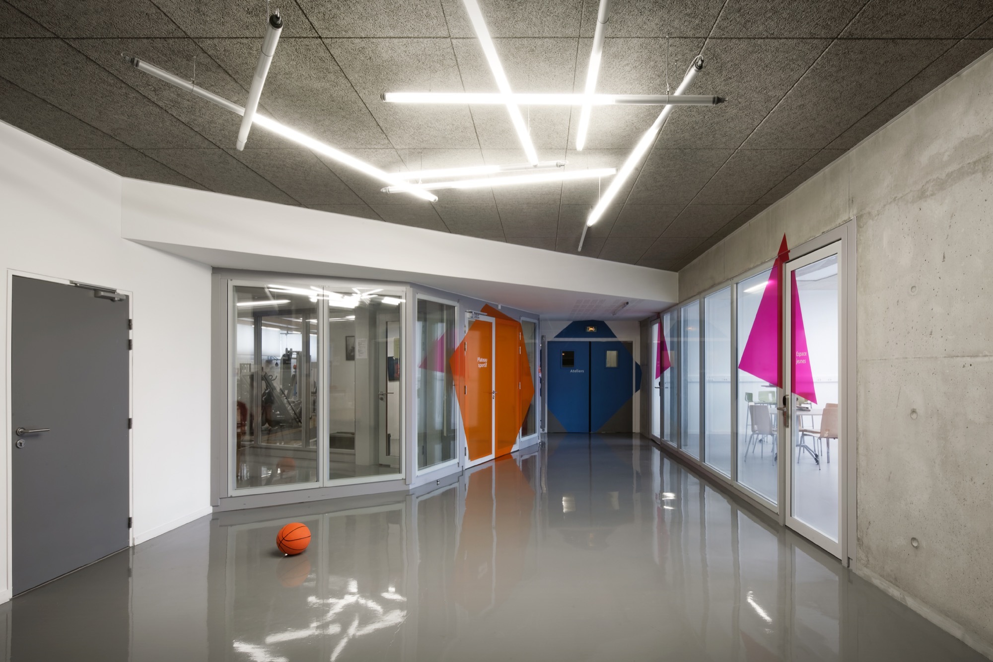 Galería de Centro Comunitario y de Eventos Orgeval / f+f architectes - 8