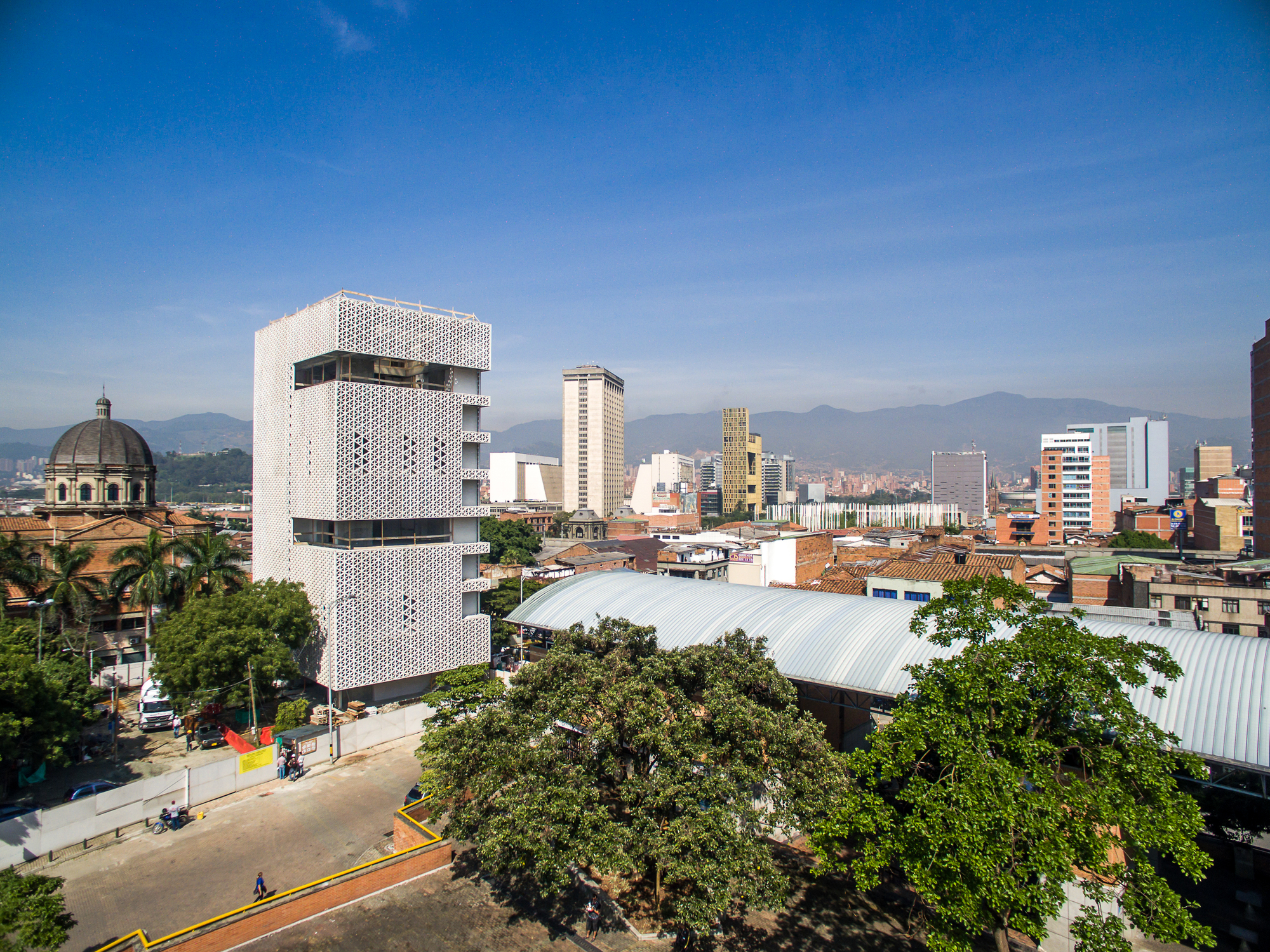 Gallery of How to Design a "Building that Breathes": A Sustainable Case ...