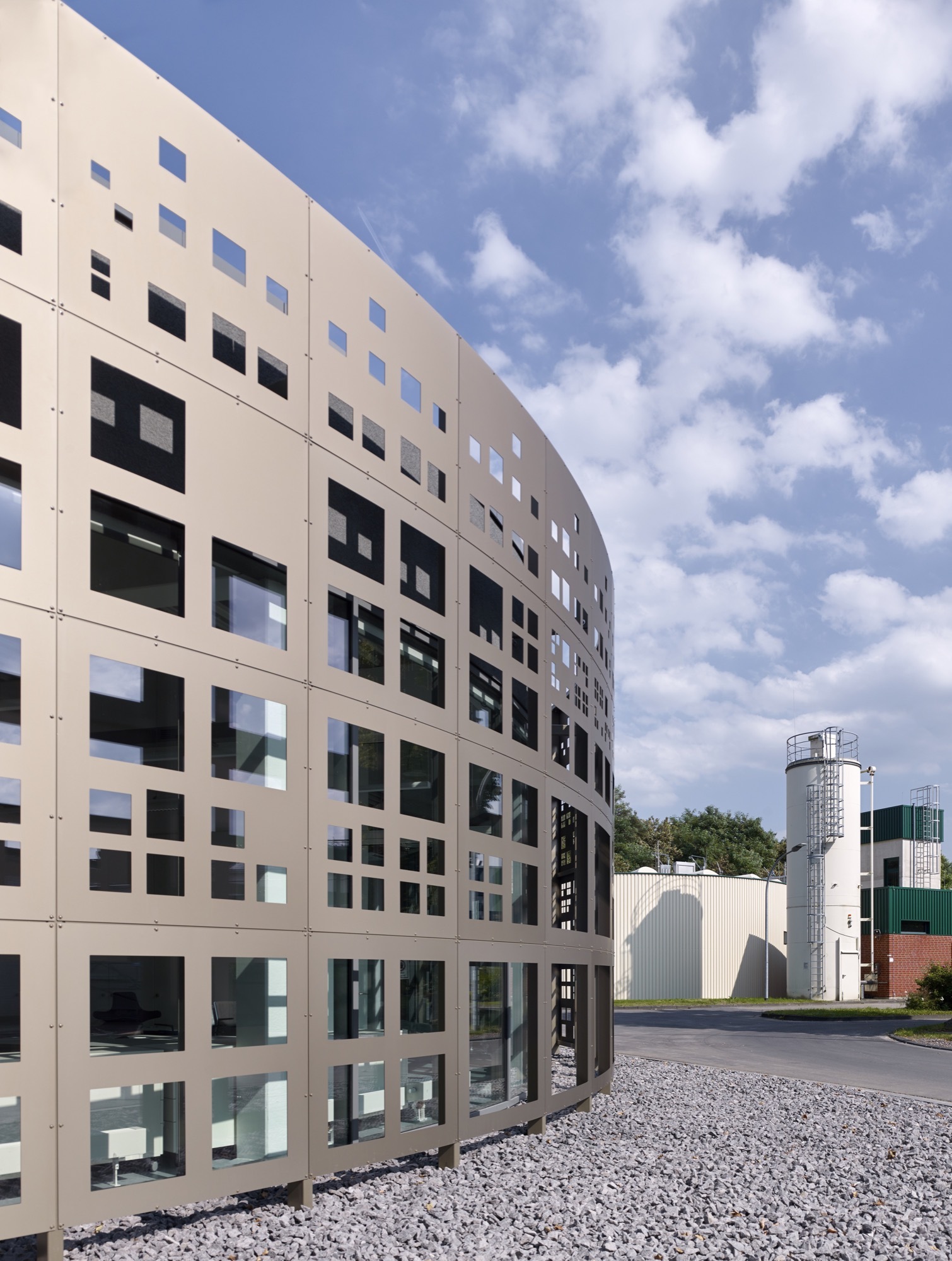 Galeria de Novo edifício de laboratório para obras de drenagem ...