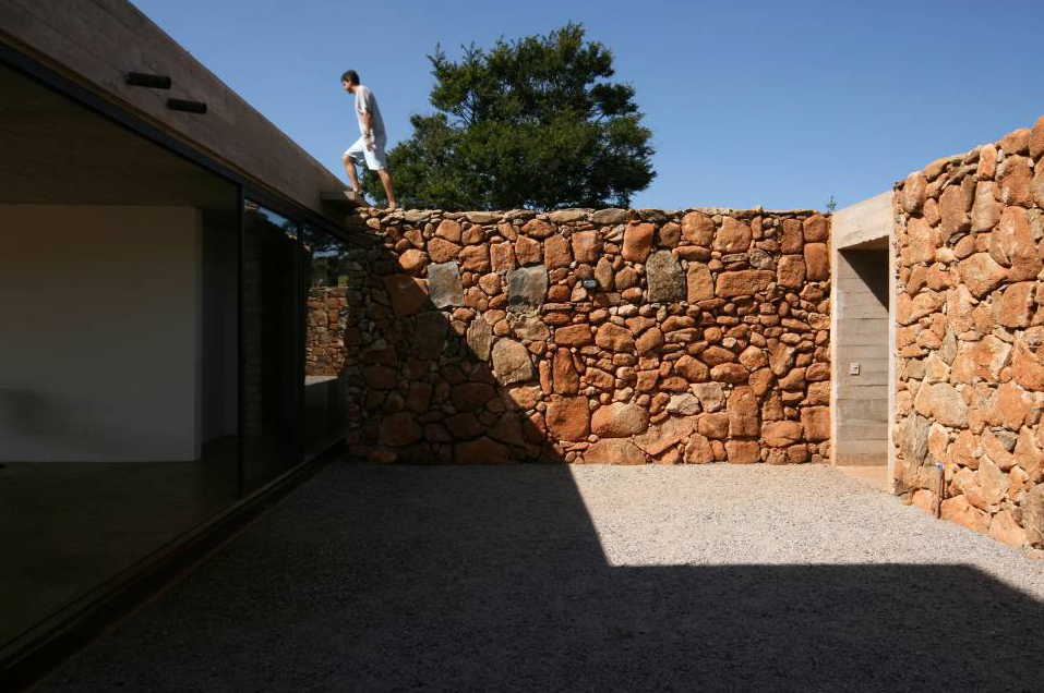 Gallery of 13 Stunning Inner Courtyards - 5