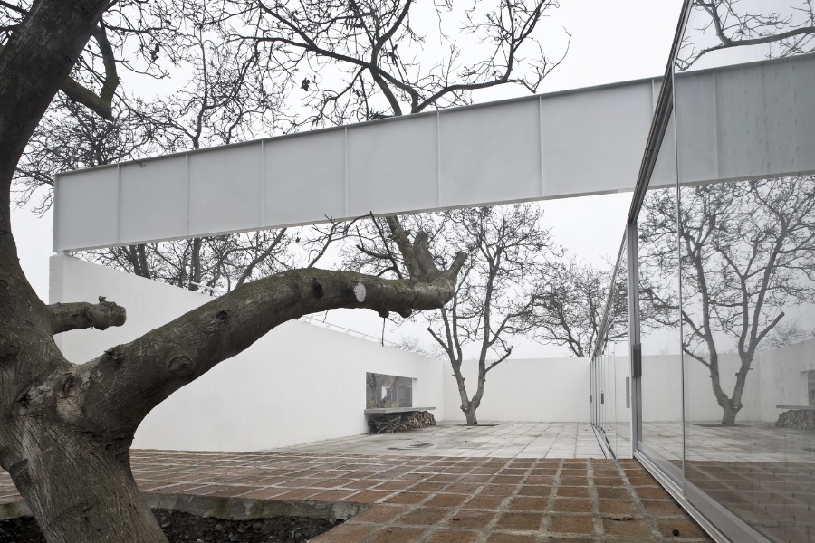 Gallery of 13 Stunning Inner Courtyards - 4