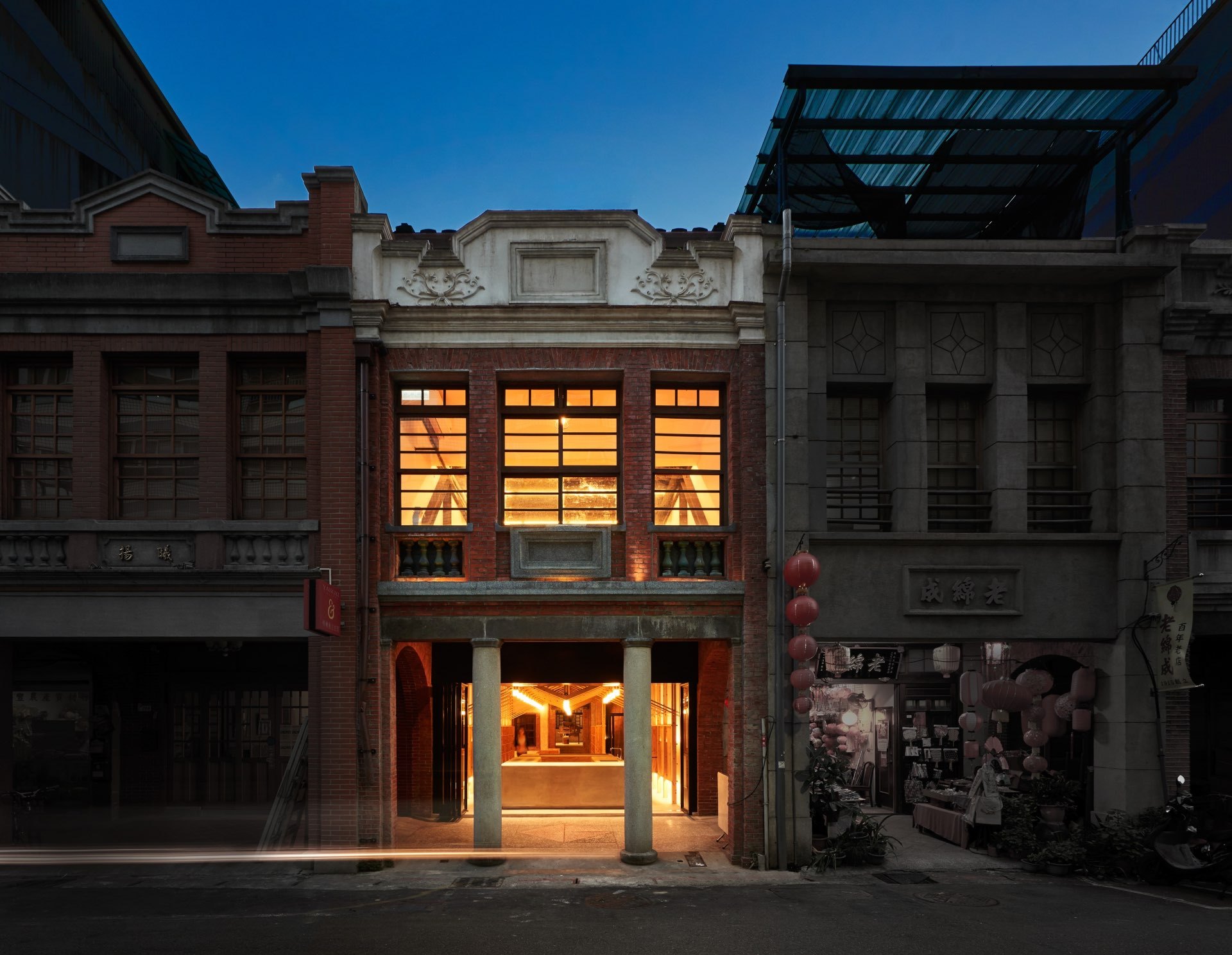 Gallery of The Inverted Truss / B+P Architects - 36