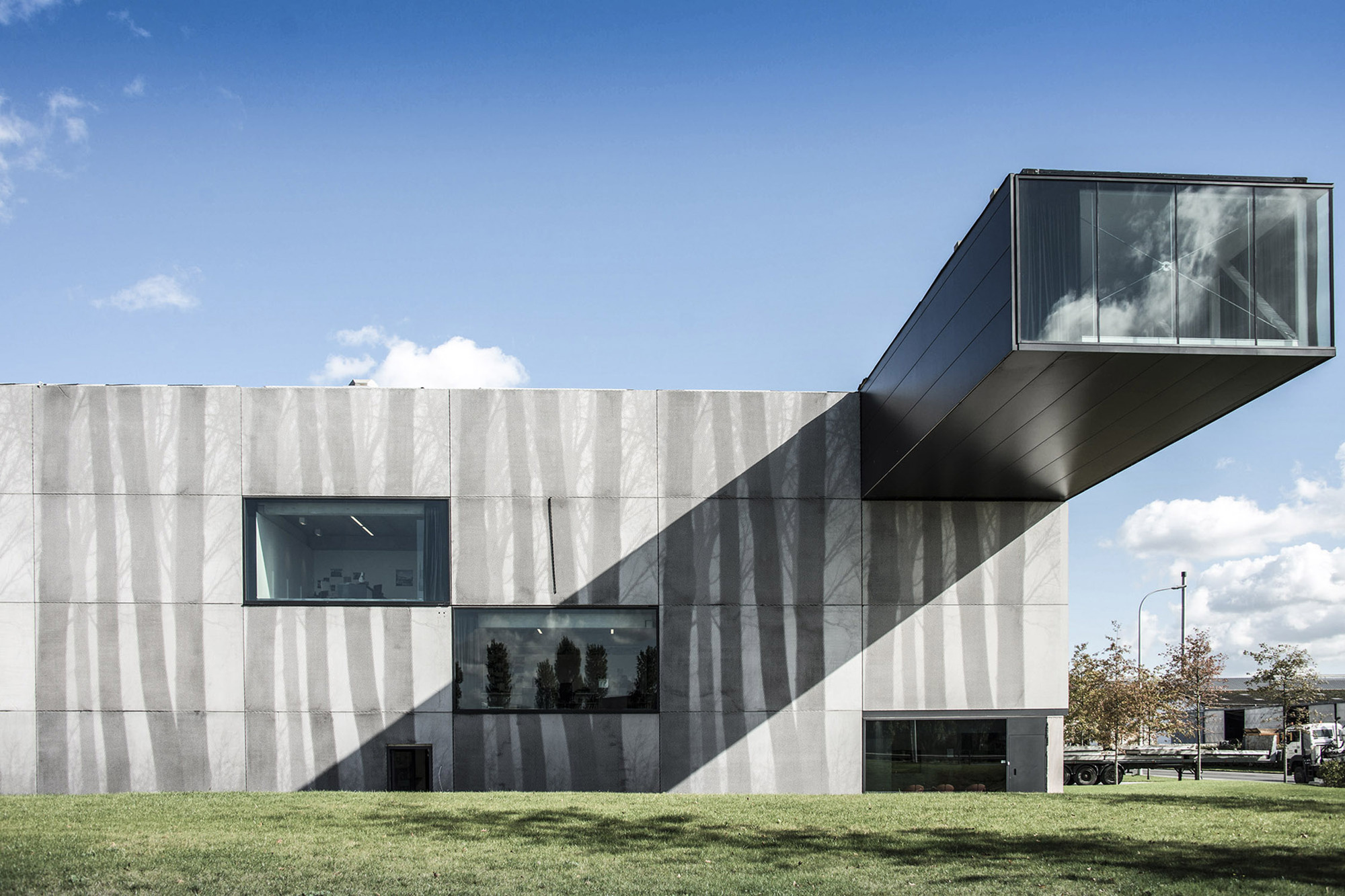 Enjoy Concrete HQ / Govaert & Vanhoutte Architects | ArchDaily