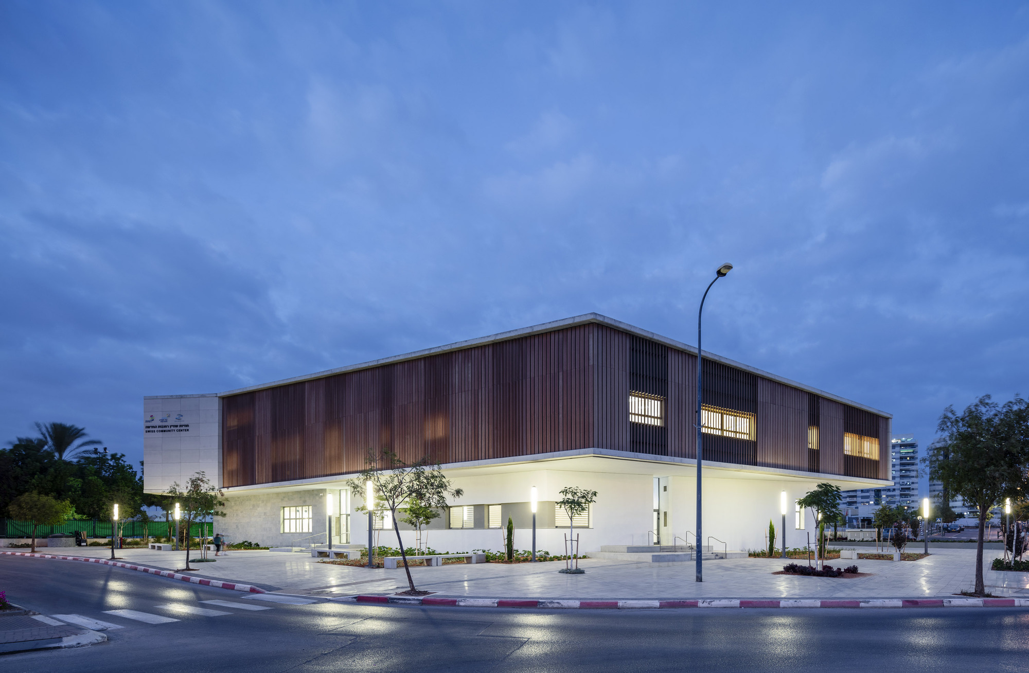 Gallery of Rehovot Community Center / Kimmel Eshkolot Architects - 10
