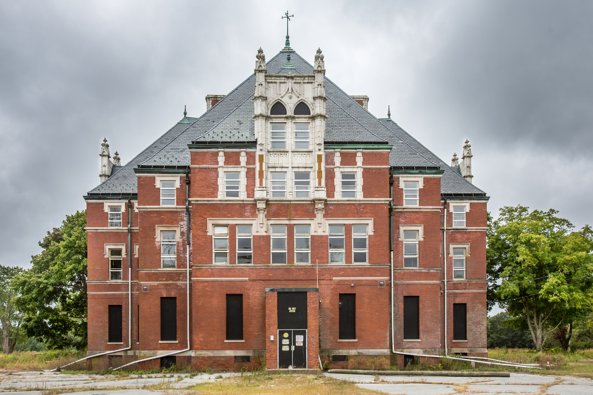 Gallery of These Images of Abandoned Insane Asylums Show Architecture ...