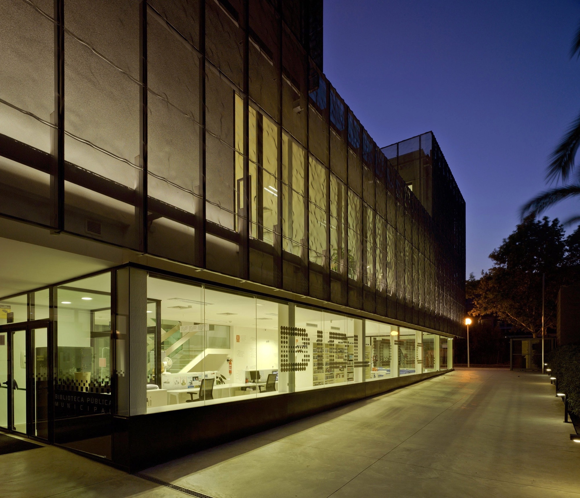 Gallery of Public Library and Socio-Cultural Center / Singular Studio - 4