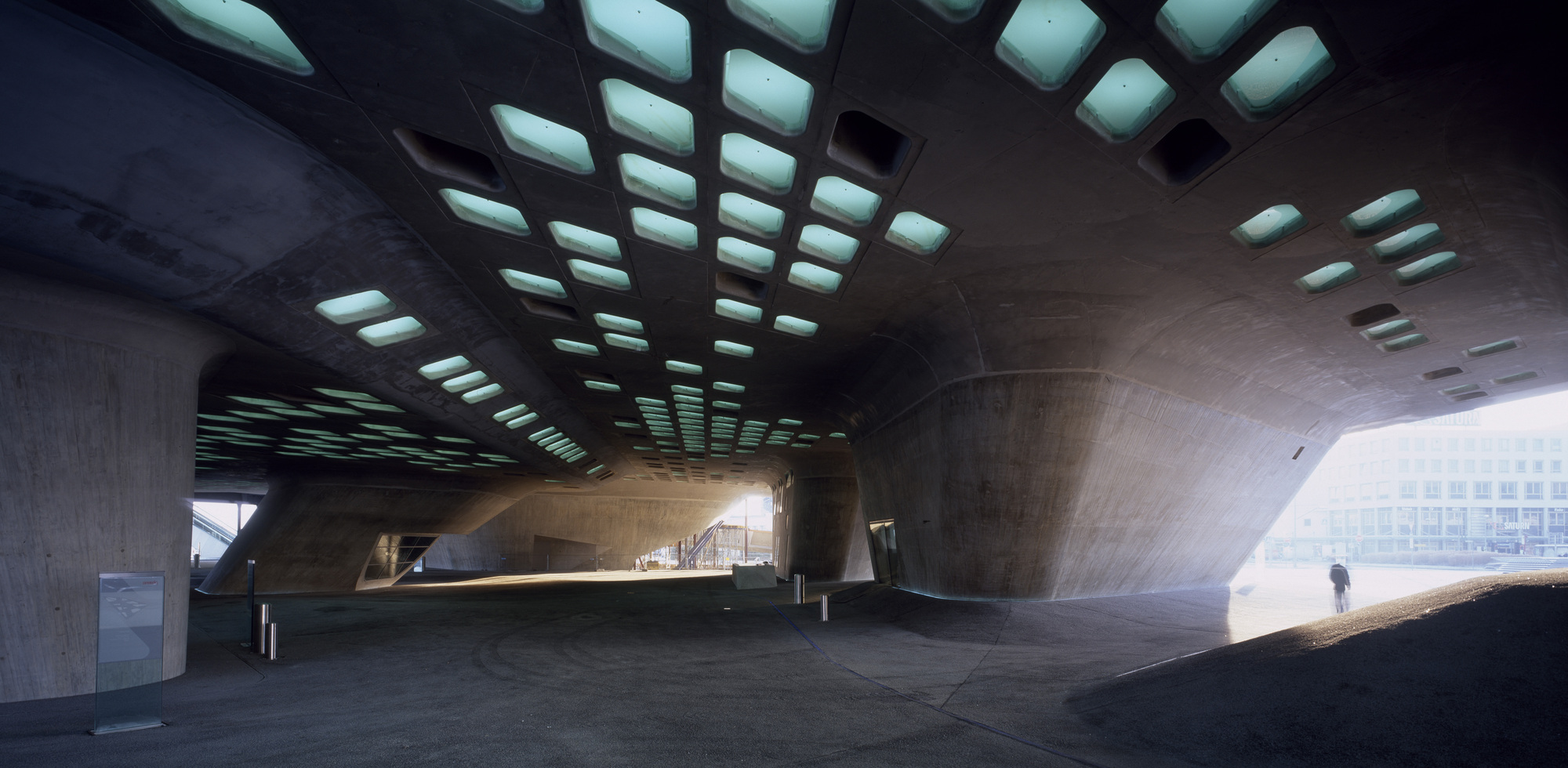 Gallery of Fluid Luminosity: The Architectural Lighting of Zaha Hadid - 5