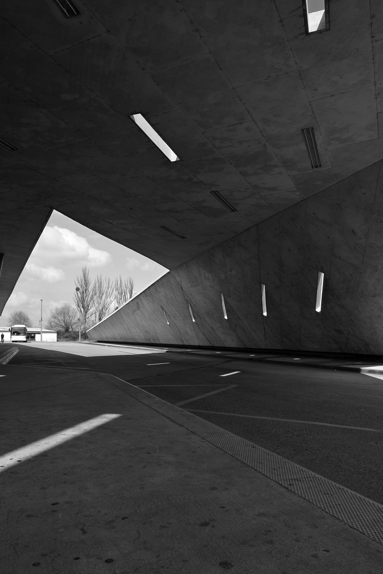 Gallery of Fluid Luminosity: The Architectural Lighting of Zaha Hadid - 13