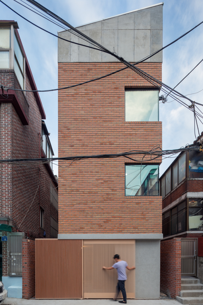 Gallery of 22 Skinny Houses With a Narrow Footprint and a Broad Impact - 48