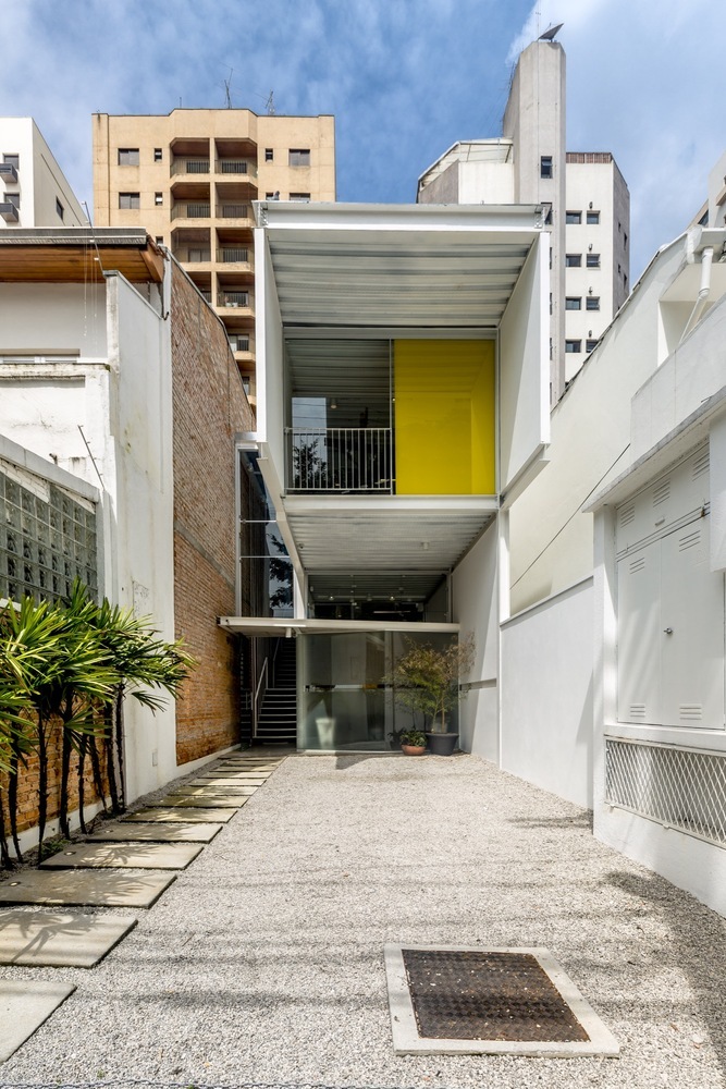 Rebuilt Travel Agency Receives a More Fluid and Dynamic Space | ArchDaily