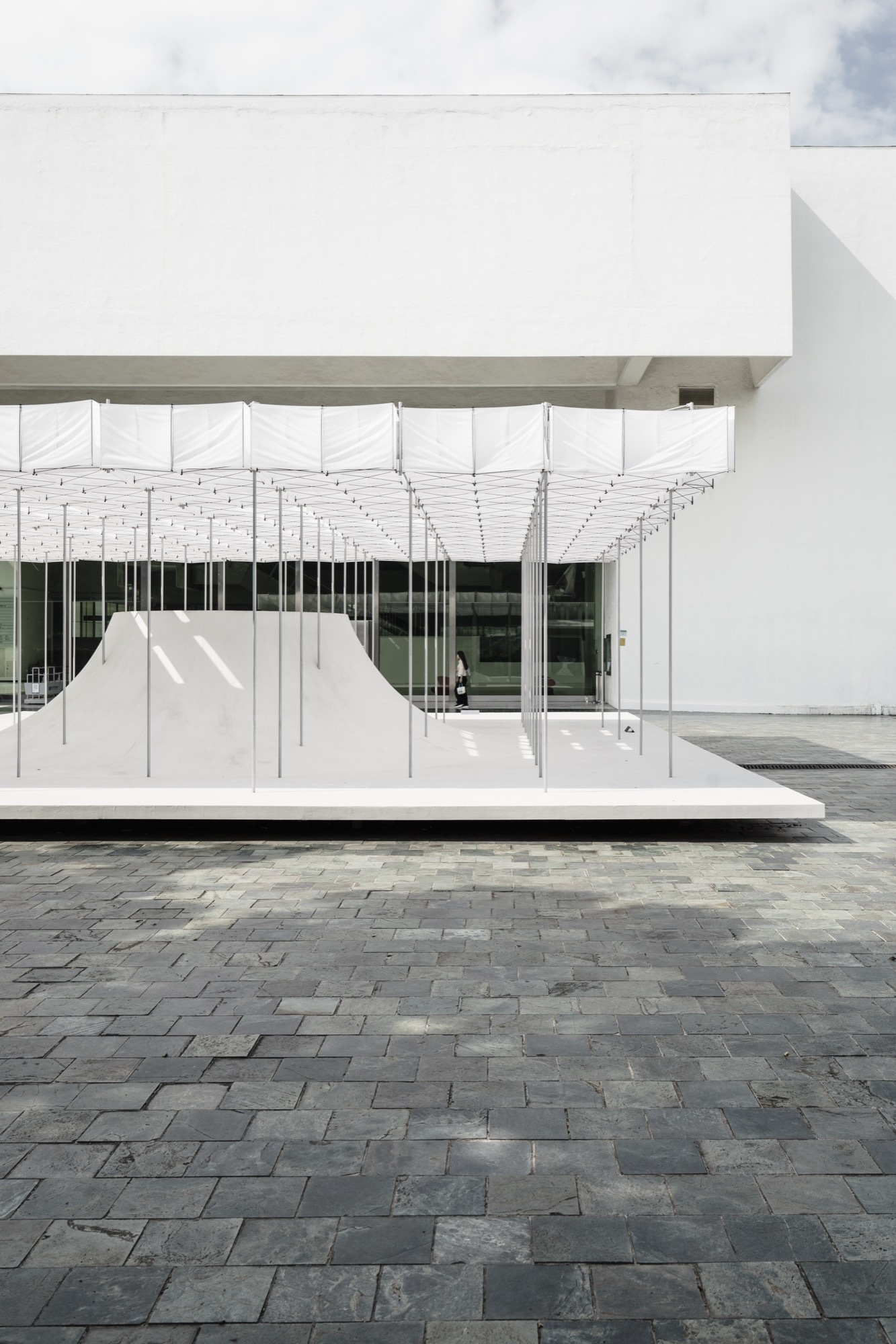 Galería de Pabellón flotante / Shen Ting Tseng architects - 2