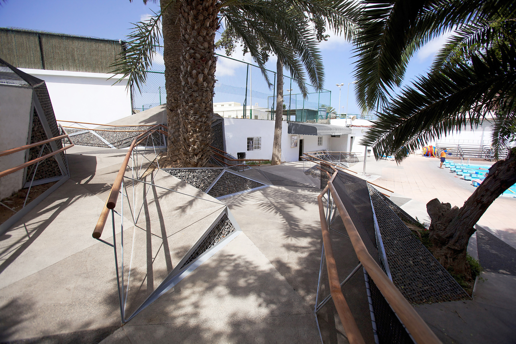 Galeria de Escada e rampa triangulares respondem a especificações de ...